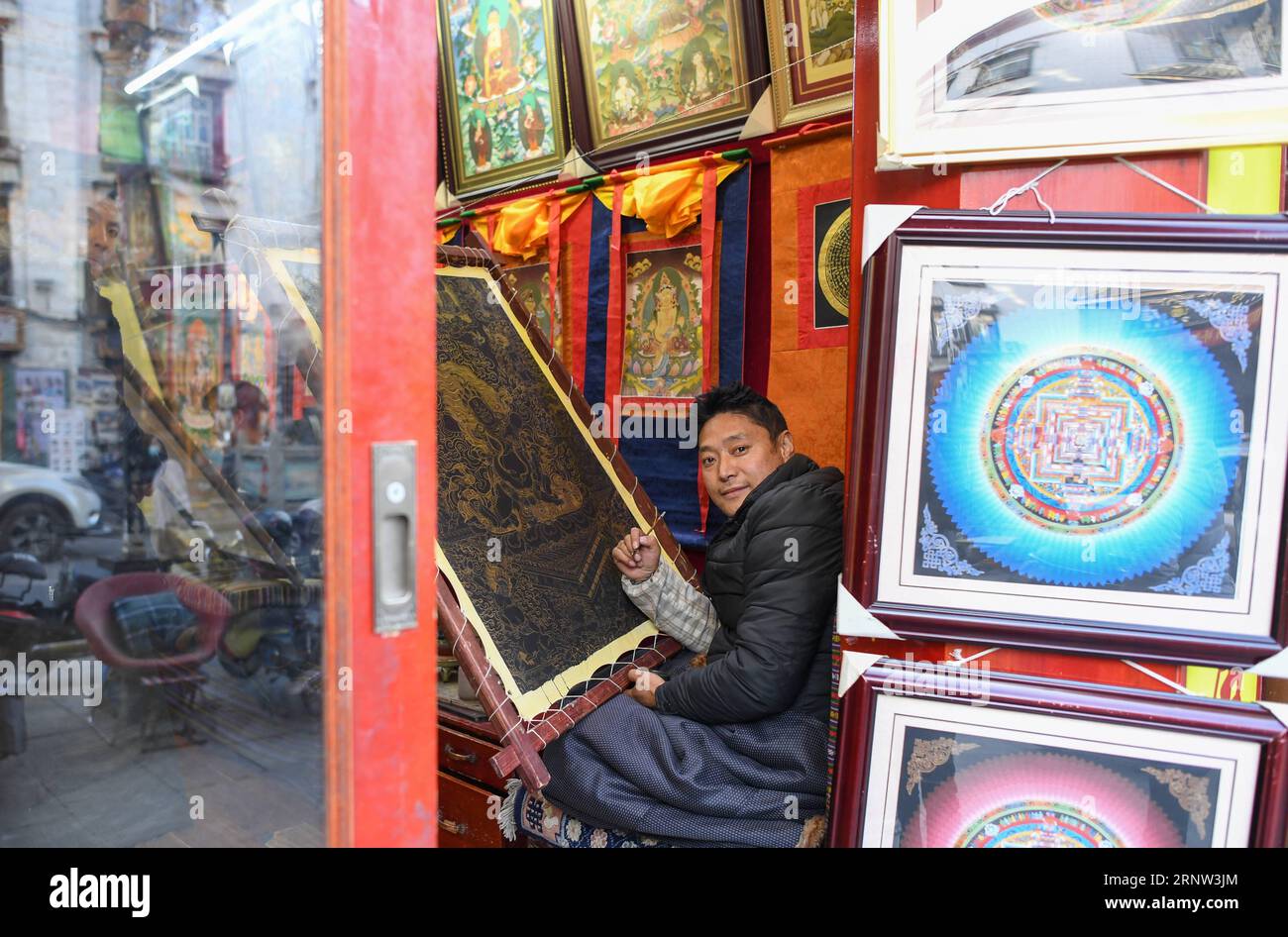 (171202) -- LHASA, Dec. 2, 2017 -- An artist makes Tangka painting in a ...