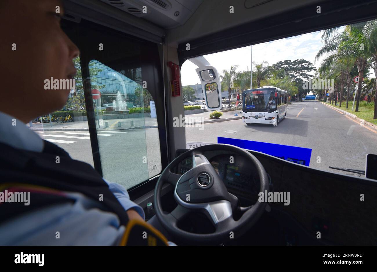 (171202) -- SHENZHEN, Dec. 2, 2017 -- A driverless bus runs on a road ...