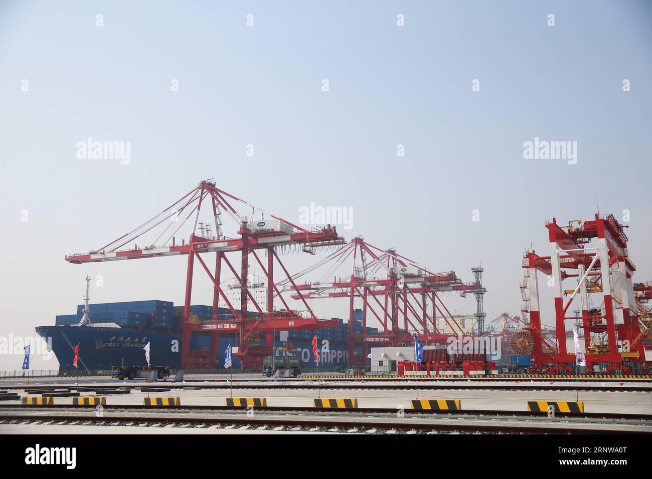 (171210) -- SHANGHAI, Dec. 10, 2017 -- Photo taken on Dec. 10, 2017 ...