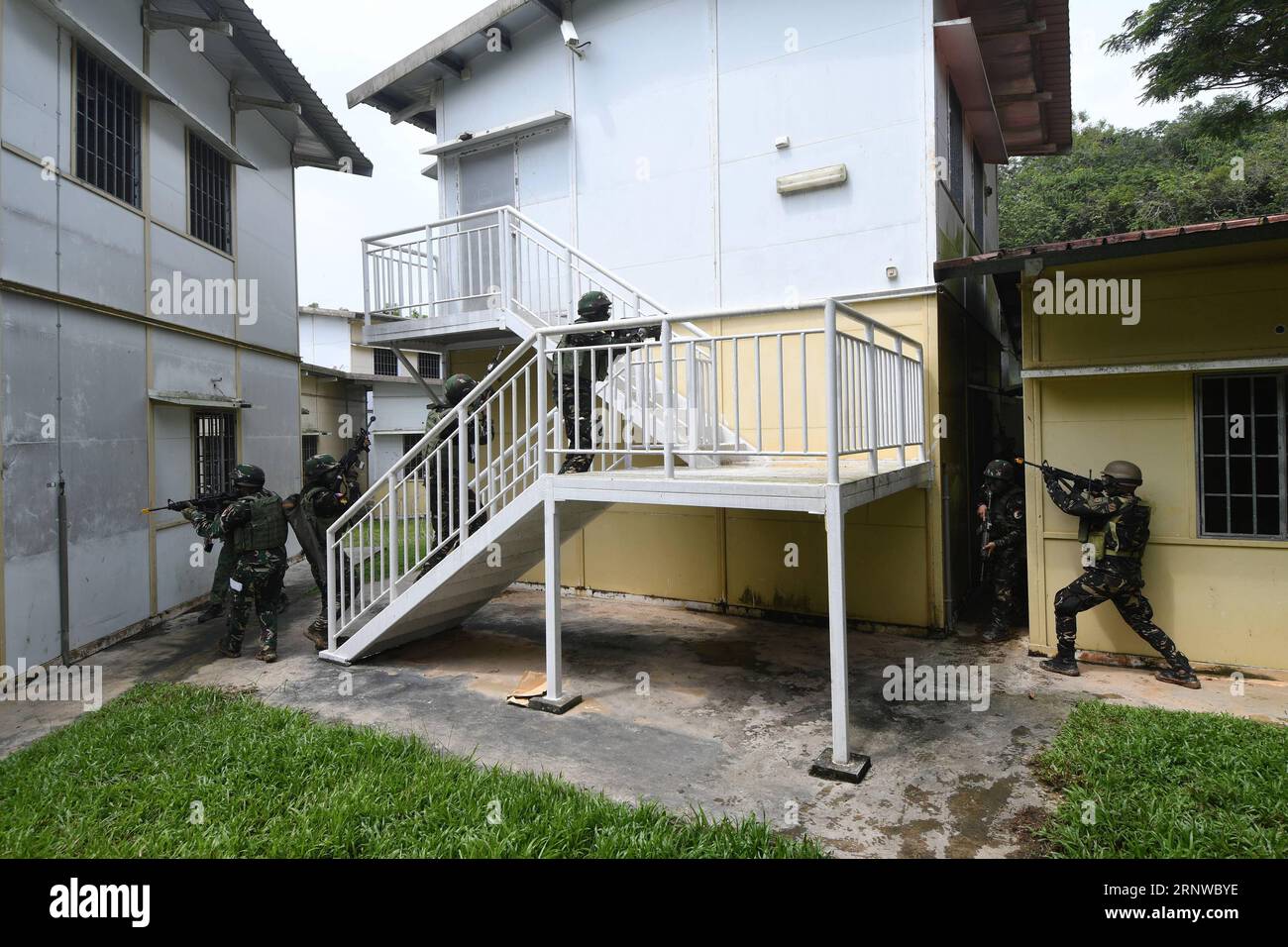 (171213) -- SINGAPORE, Dec. 13, 2017 -- Soldiers of the Philippines ...