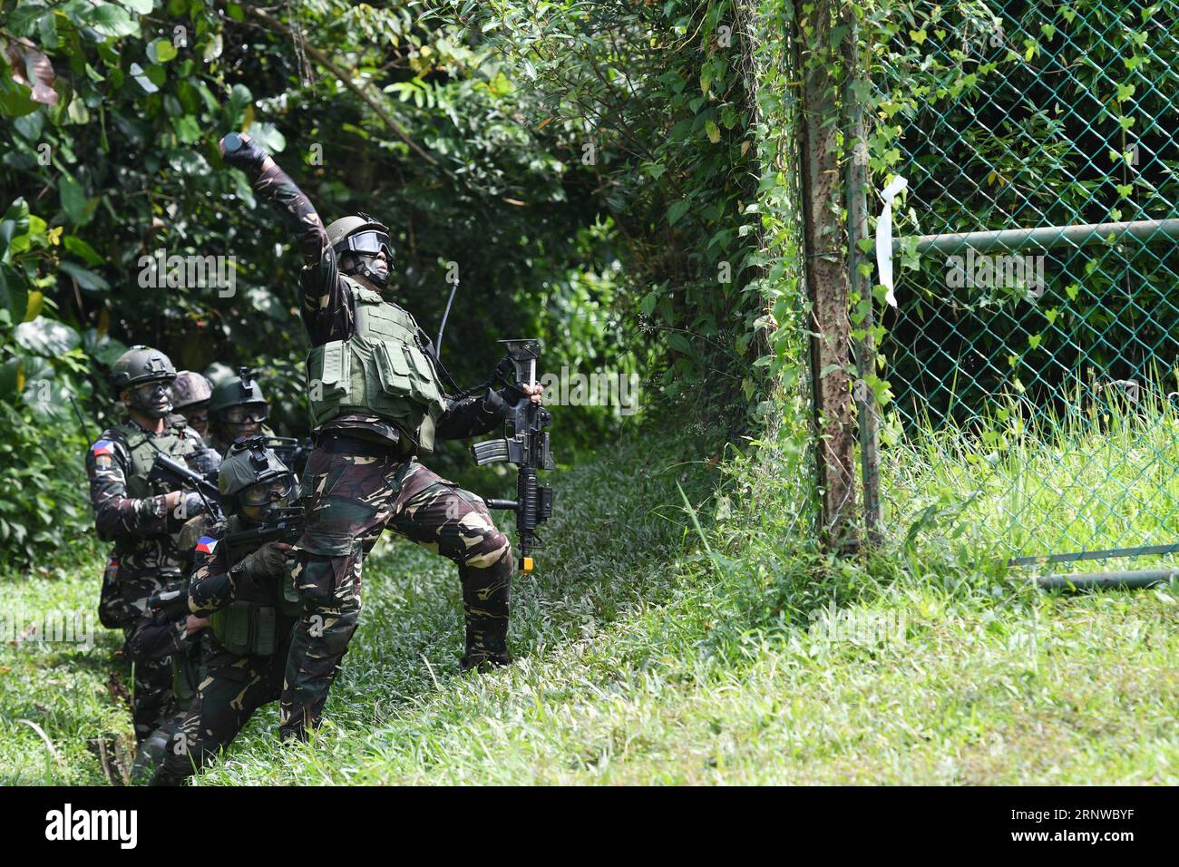 (171213) -- SINGAPORE, Dec. 13, 2017 -- Soldiers of the Philippines ...