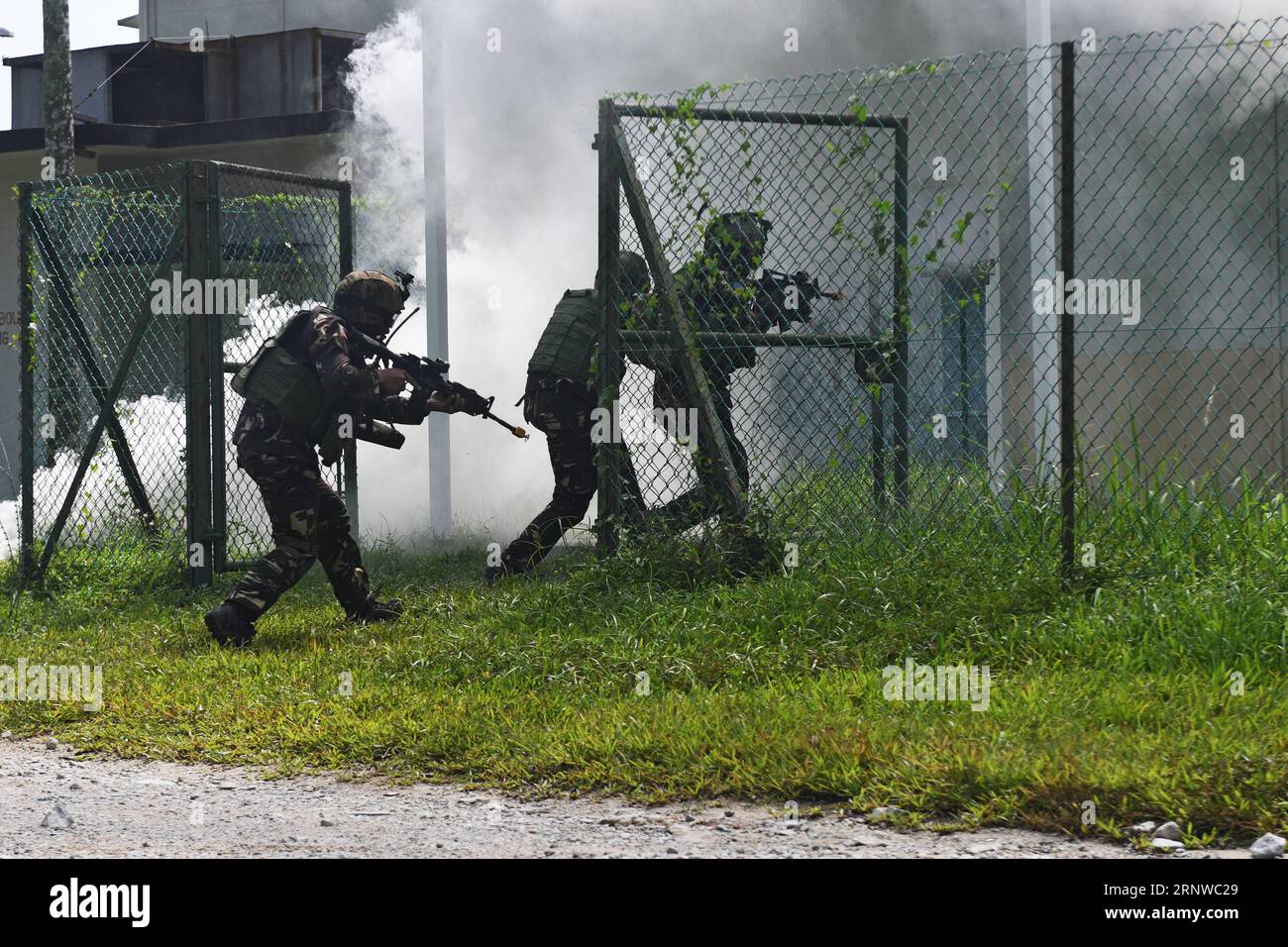 (171213) -- SINGAPORE, Dec. 13, 2017 -- Soldiers of the Philippines ...