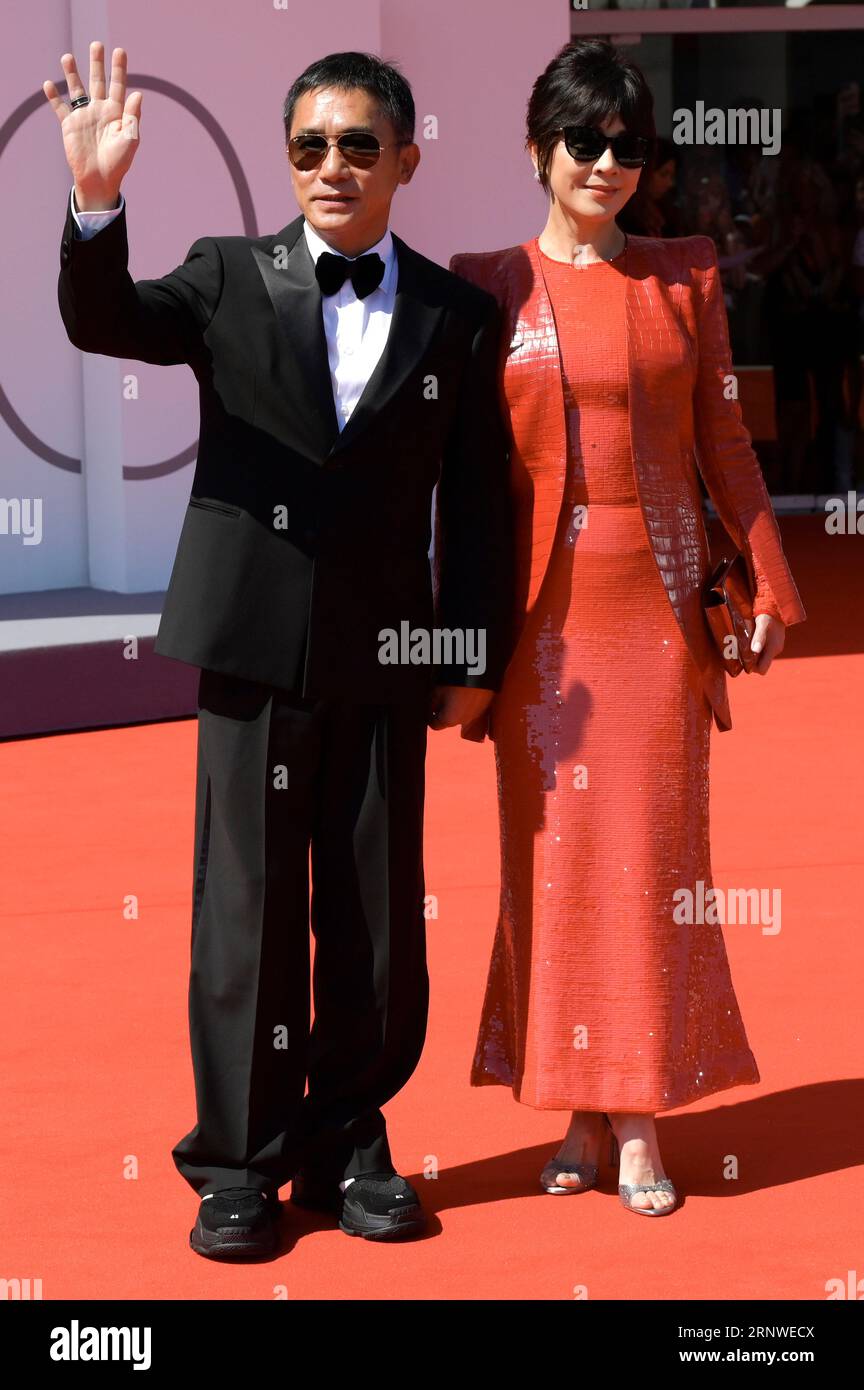 Tony Leung Chiu-wai und Carina Lau Kar-ling bei der Premiere des Dokumentarfilms 'La parte del ...
