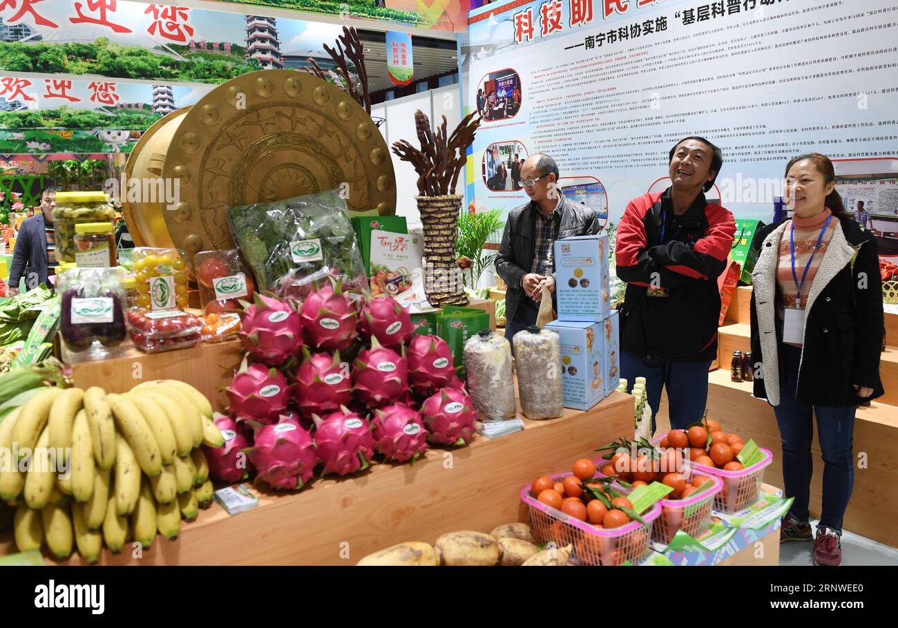 (171217) -- NANNING, Dec. 17, 2017 -- People visit an agricultural fair ...