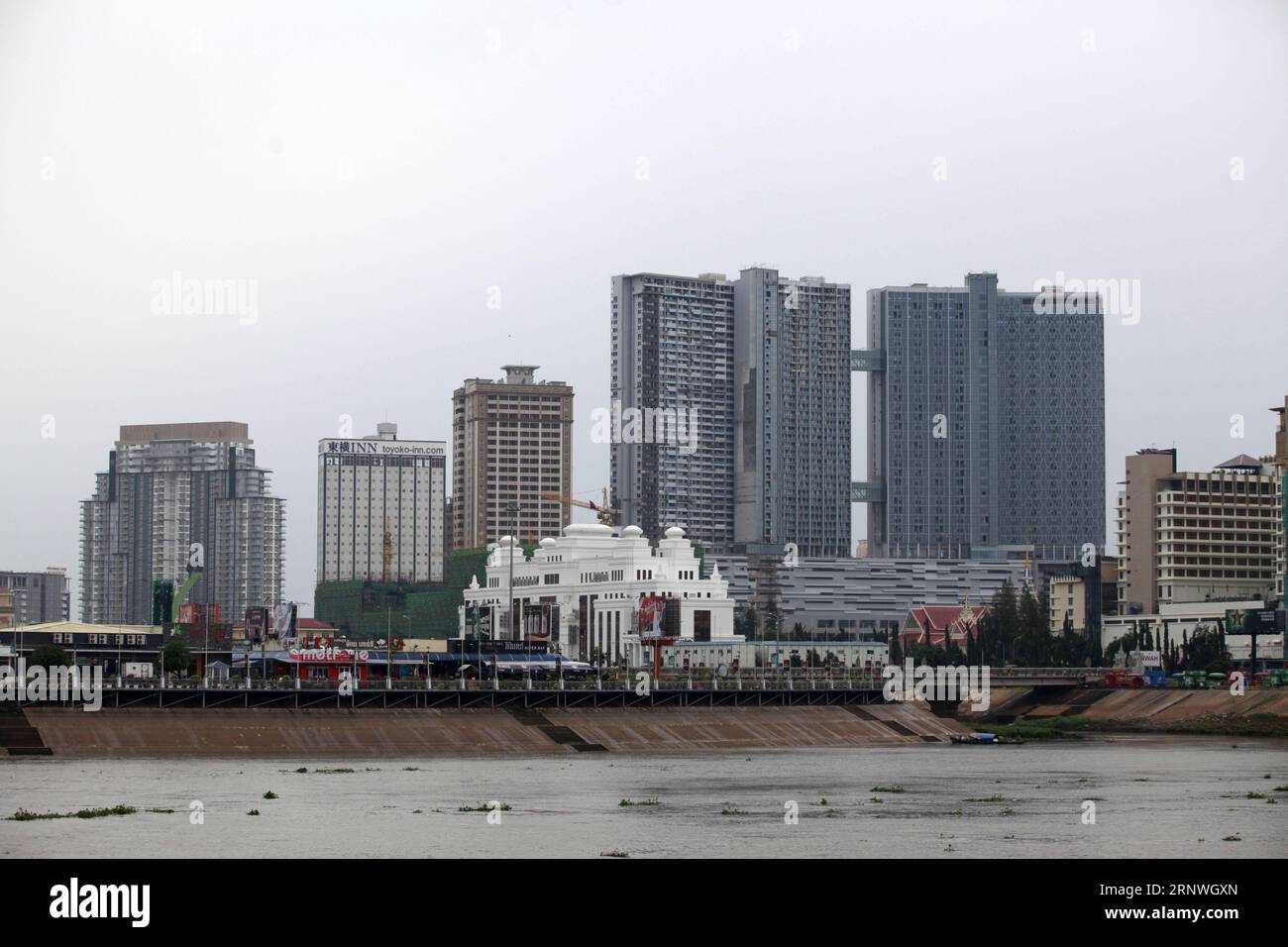 High rise buildings in phnom penh hi-res stock photography and images ...
