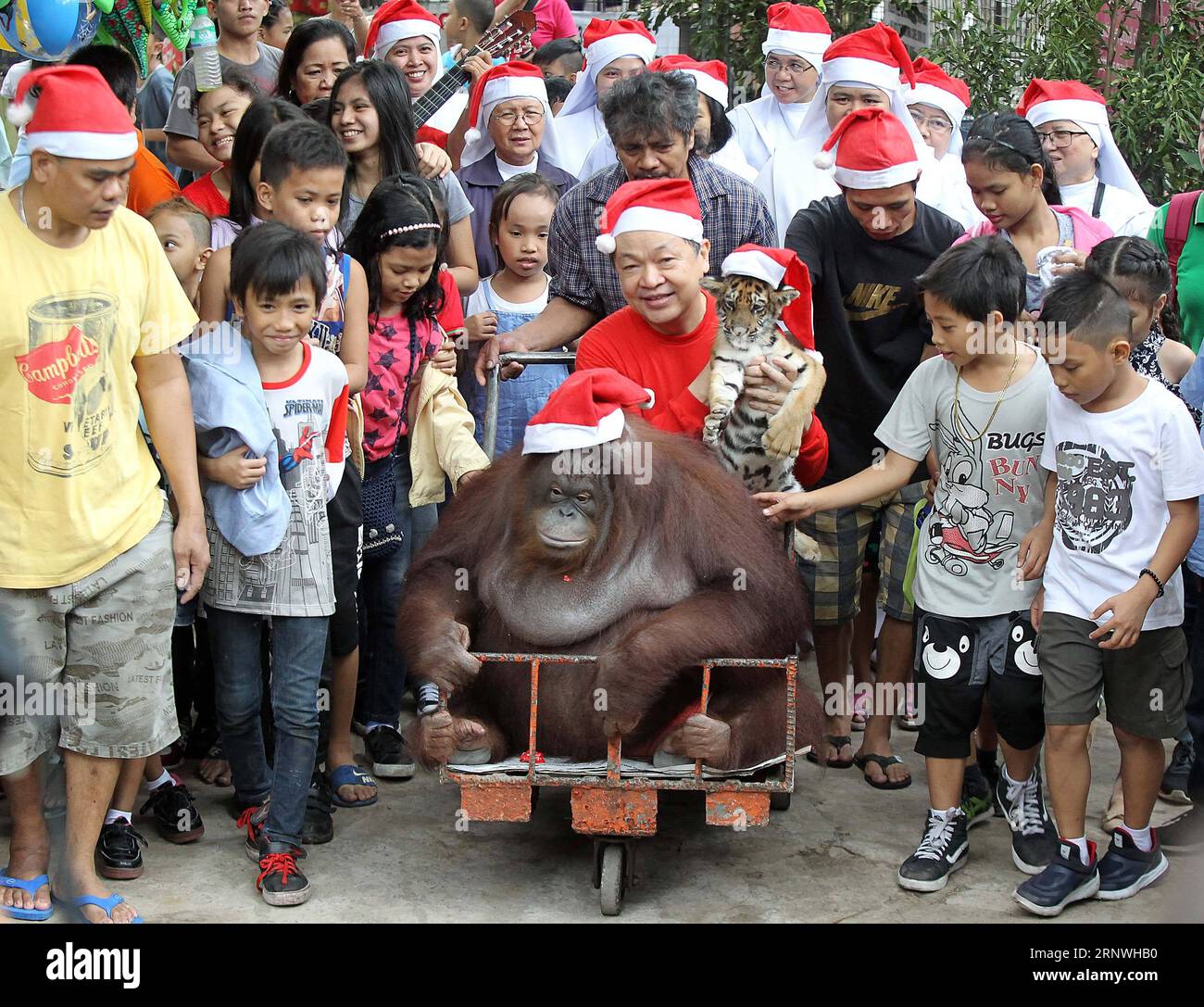 (171221) -- MALABON CITY, Dec. 21, 2017 -- Children gather around ...