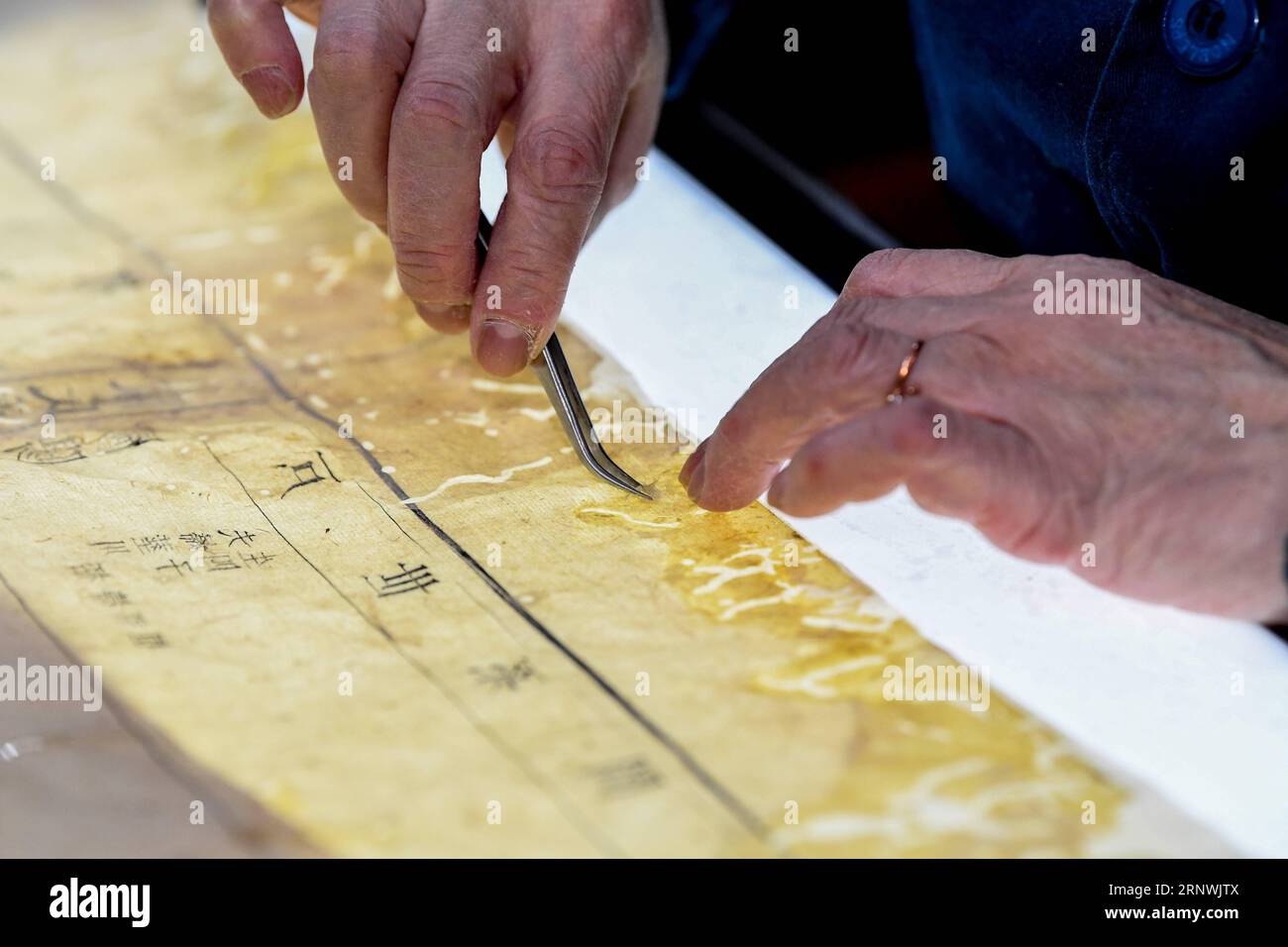 Understandchinese hi-res stock photography and images - Alamy