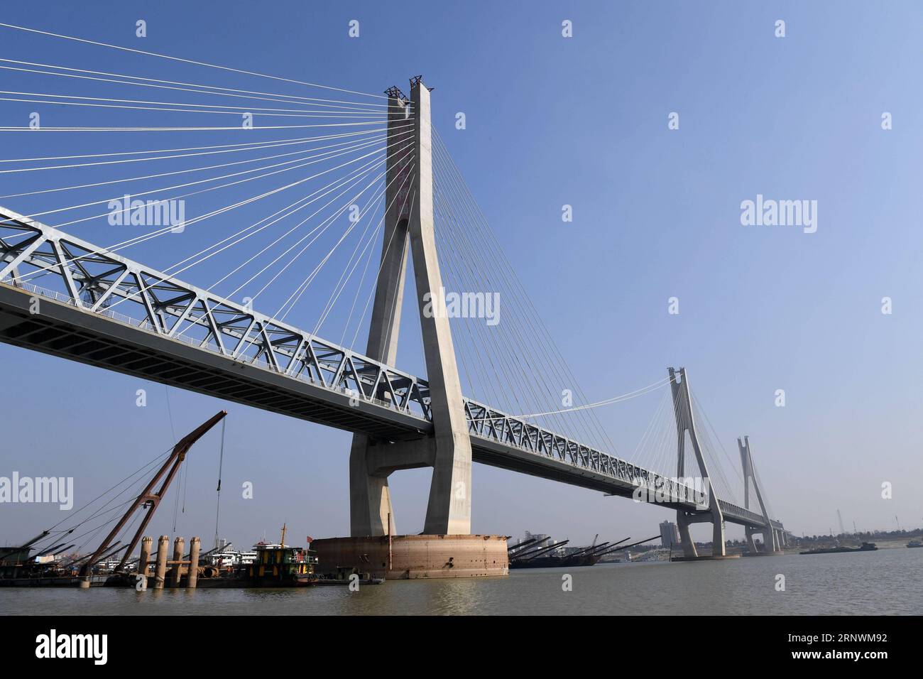 (171225) -- YUEYANG, Dec. 25, 2017 -- Photo taken on Dec. 24, 2017 ...