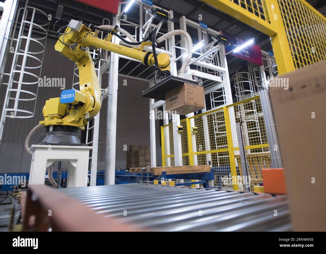 (171226) -- WUHAN, Dec. 26, 2017 -- A robot arm is used in a warehouse ...