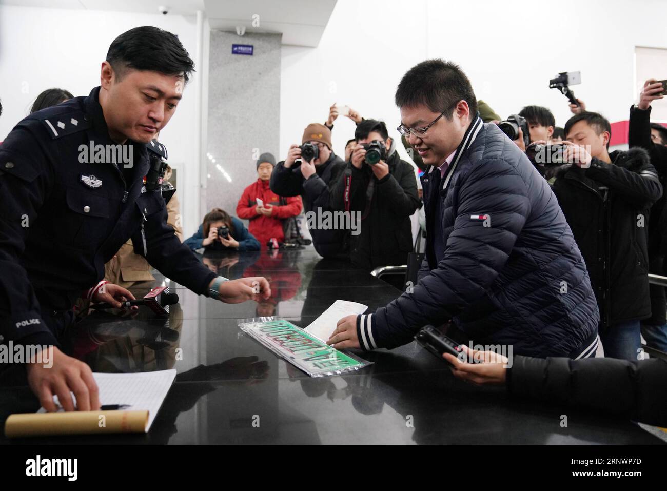 (171228) -- BEIJING, Dec. 28, 2017 -- A driver(R) receives Beijing s ...