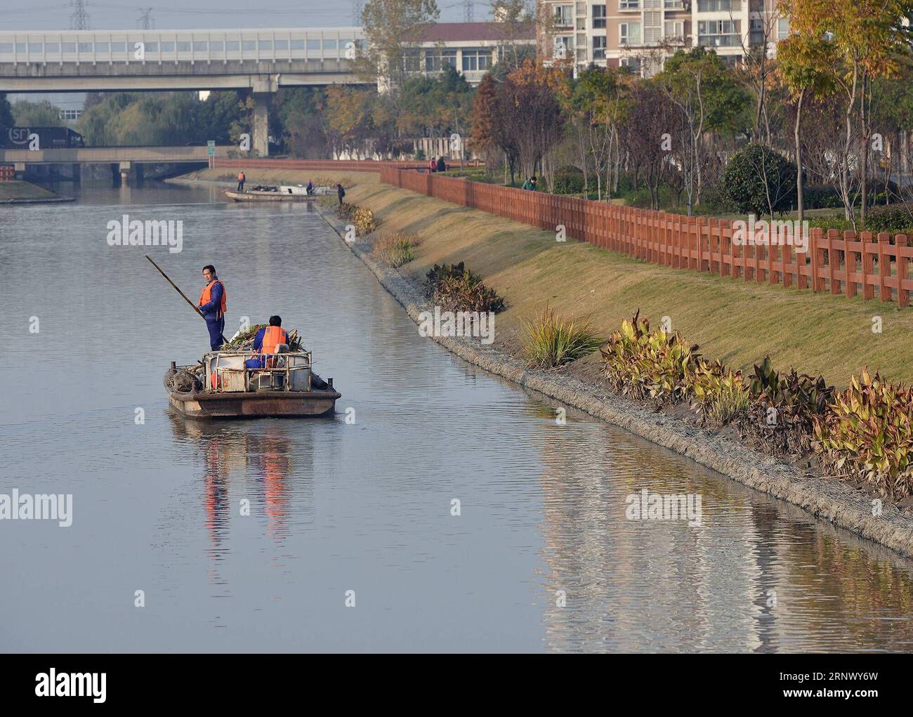 (180105) -- BEIJING, Jan. 5, 2018 -- Sanitation staff work in Yingtao ...