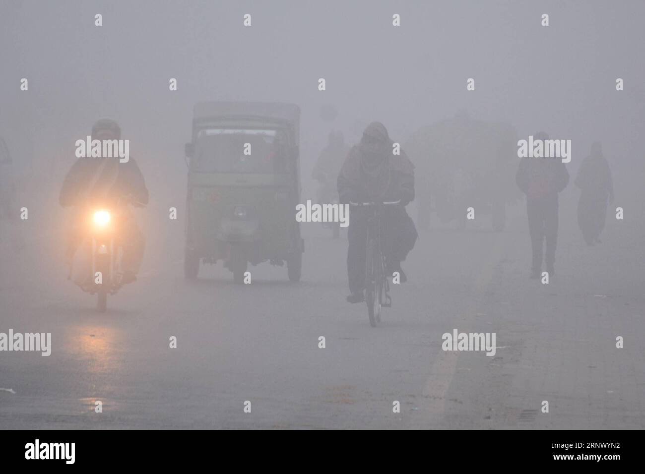 (180106) -- LAHORE, Jan. 6, 2018 -- Vehicles move on a road during ...