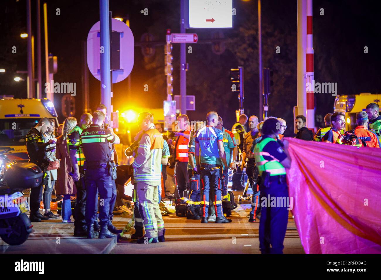 ROTTERDAM - Emergency services on site at the Boerengat Bridge in the ...