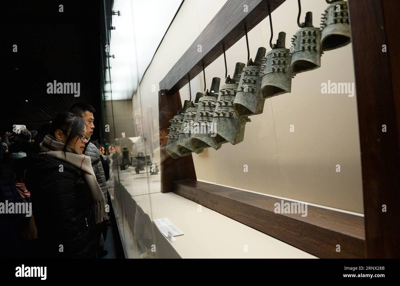 (180110) -- XI AN, Jan. 10, 2018 -- Visitors view exhibits displayed ...