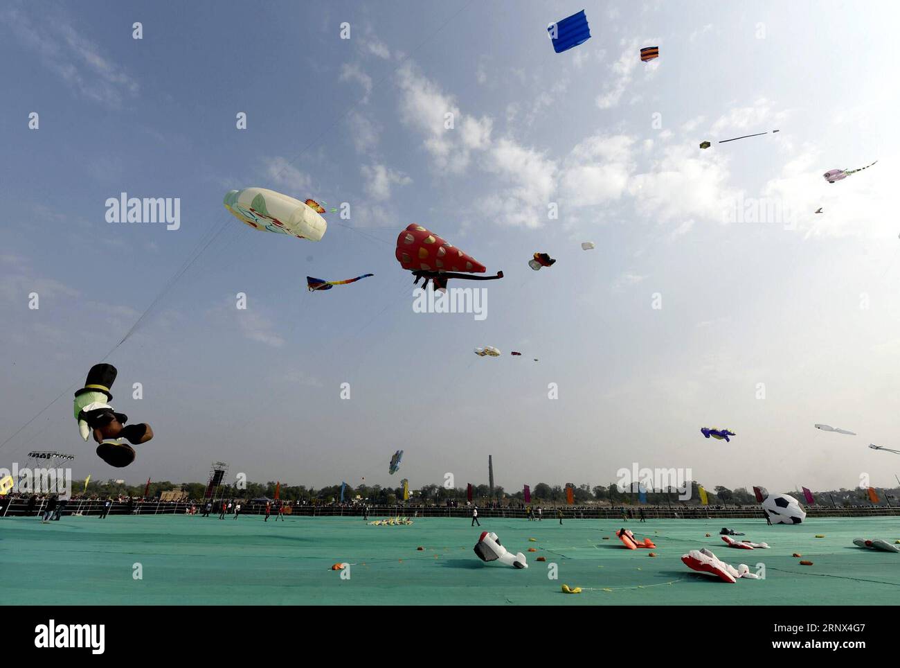Different shapes of kites hi-res stock photography and images - Alamy