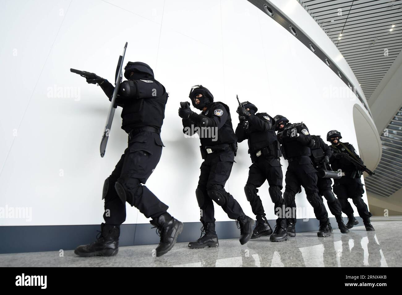 (180112) -- CHONGQING, Jan. 12, 2018 -- Railway police officiers take ...