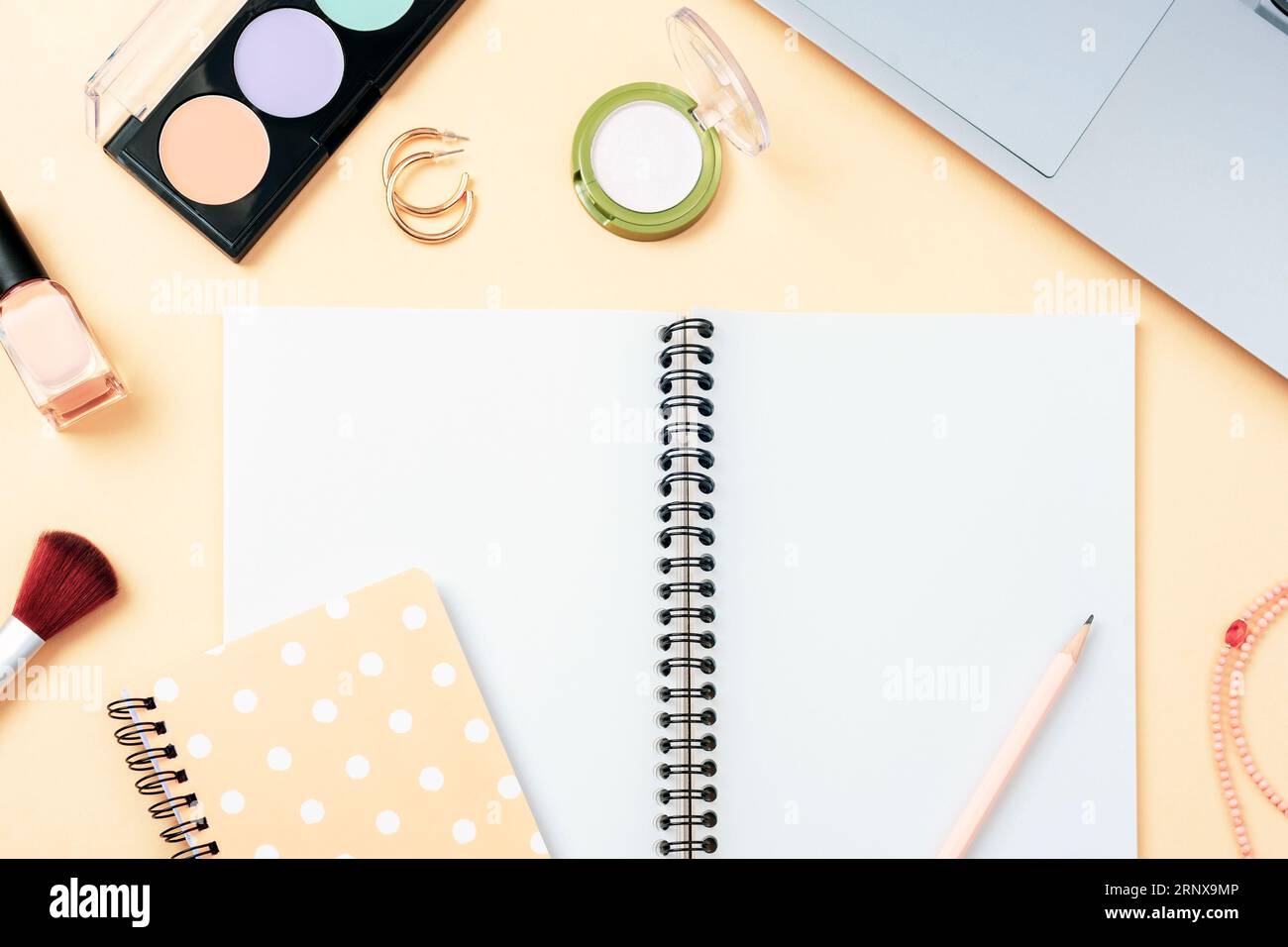 Blank makeup hi-res stock photography and images - Alamy