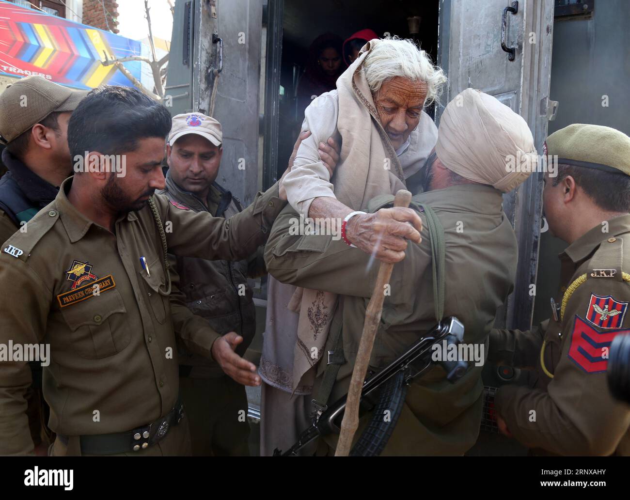 (180119) -- KASHMIR, Jan. 19, 2018 -- Policemen rescue civilians at R S ...