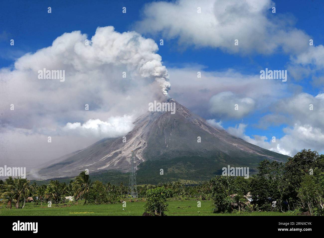 (180123) -- ALBAY (THE PHILIPPINES), Jan. 23, 2018 -- Ash plumes rise ...