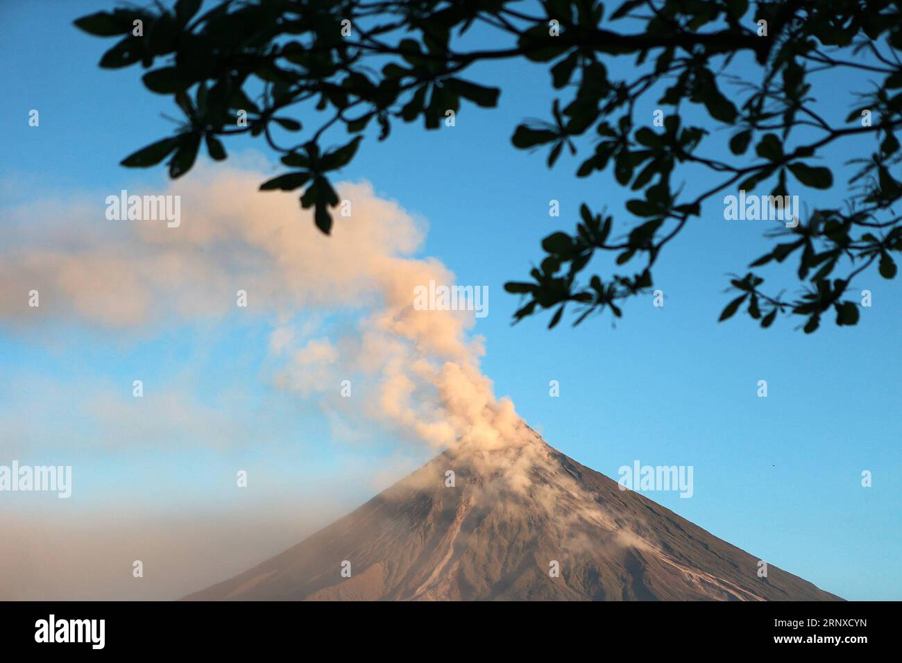(180123) -- ALBAY (THE PHILIPPINES), Jan. 23, 2018 -- Ash plumes rise ...