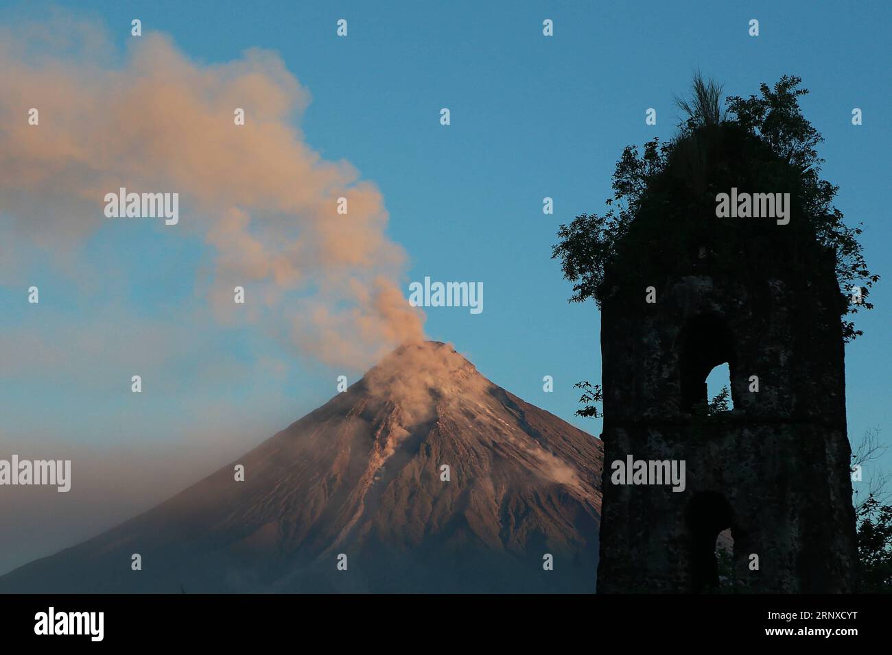 (180123) -- ALBAY (THE PHILIPPINES), Jan. 23, 2018 -- Ash plumes rise ...
