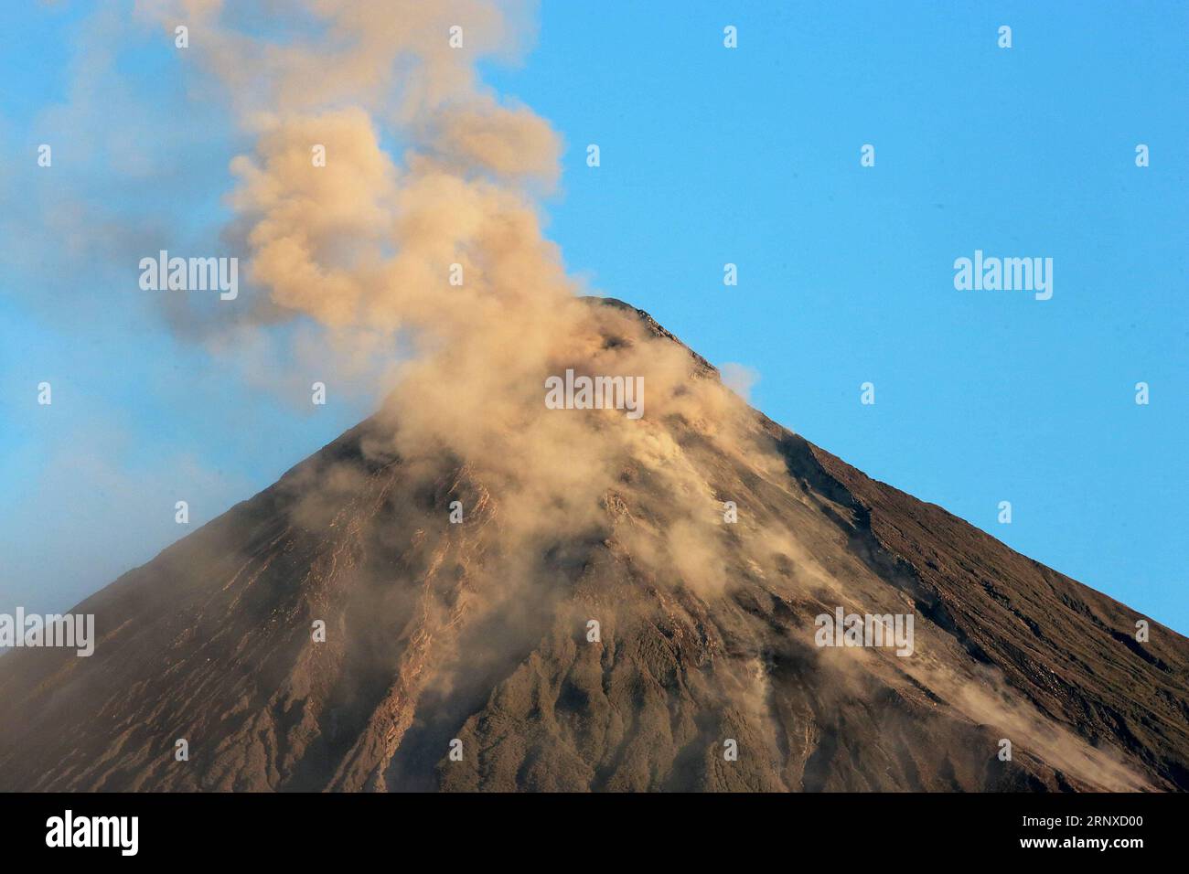 (180123) -- ALBAY (THE PHILIPPINES), Jan. 23, 2018 -- Ash plumes rise ...