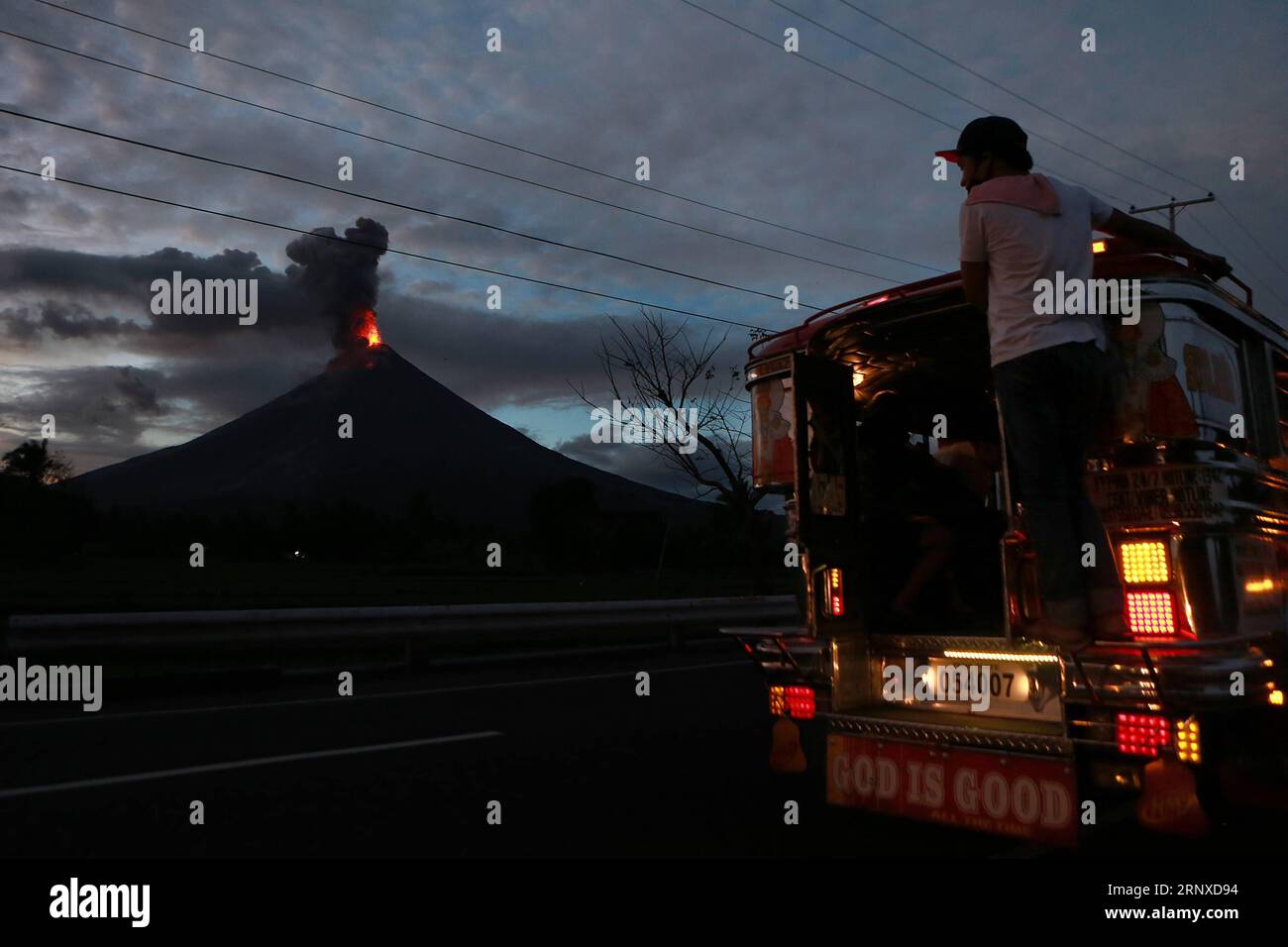 (180123) -- ALBAY, Jan. 23, 2018 -- A man watches the glowing lava ...