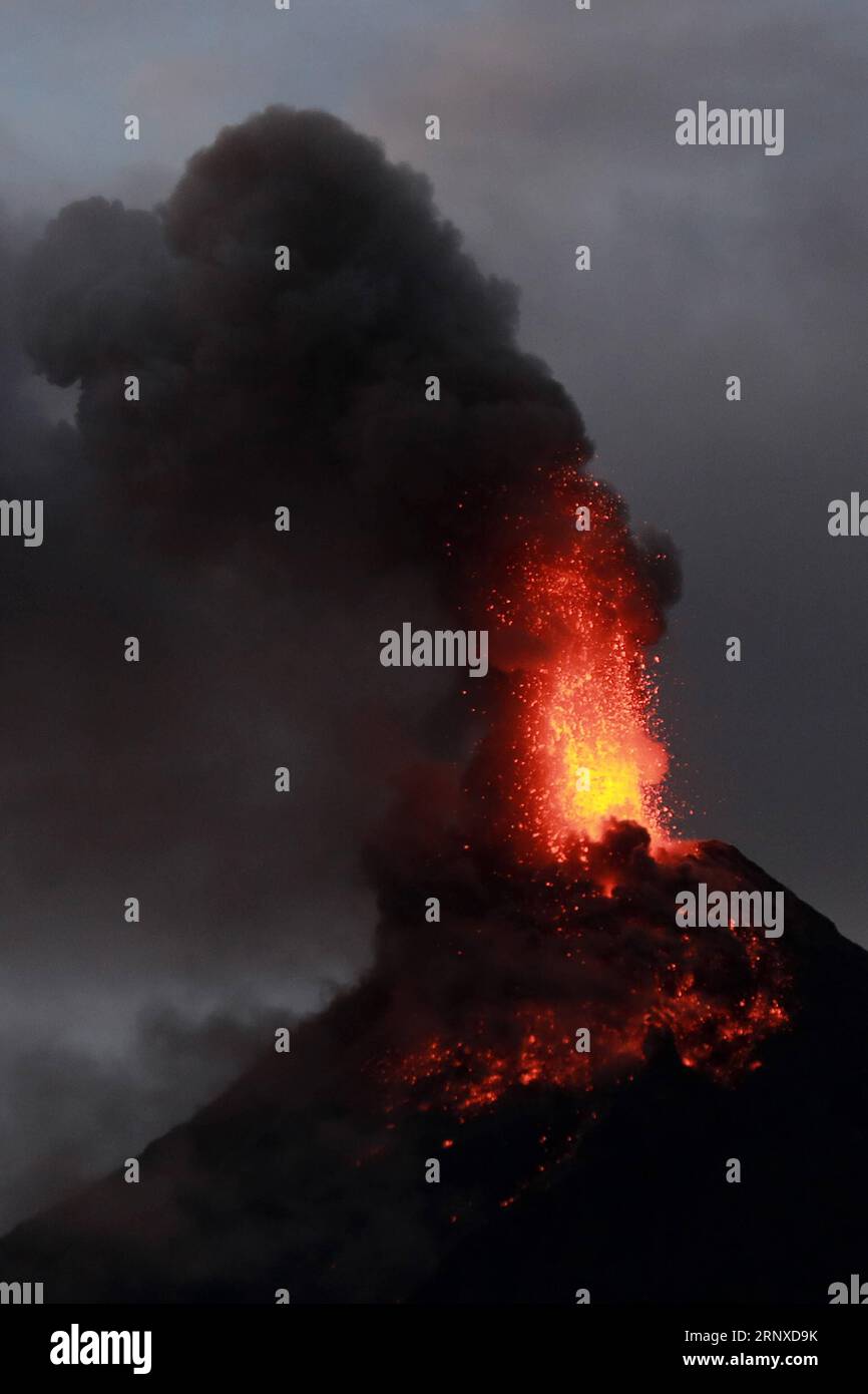 (180123) -- ALBAY, Jan. 23, 2018 -- The glowing lava flows from the ...
