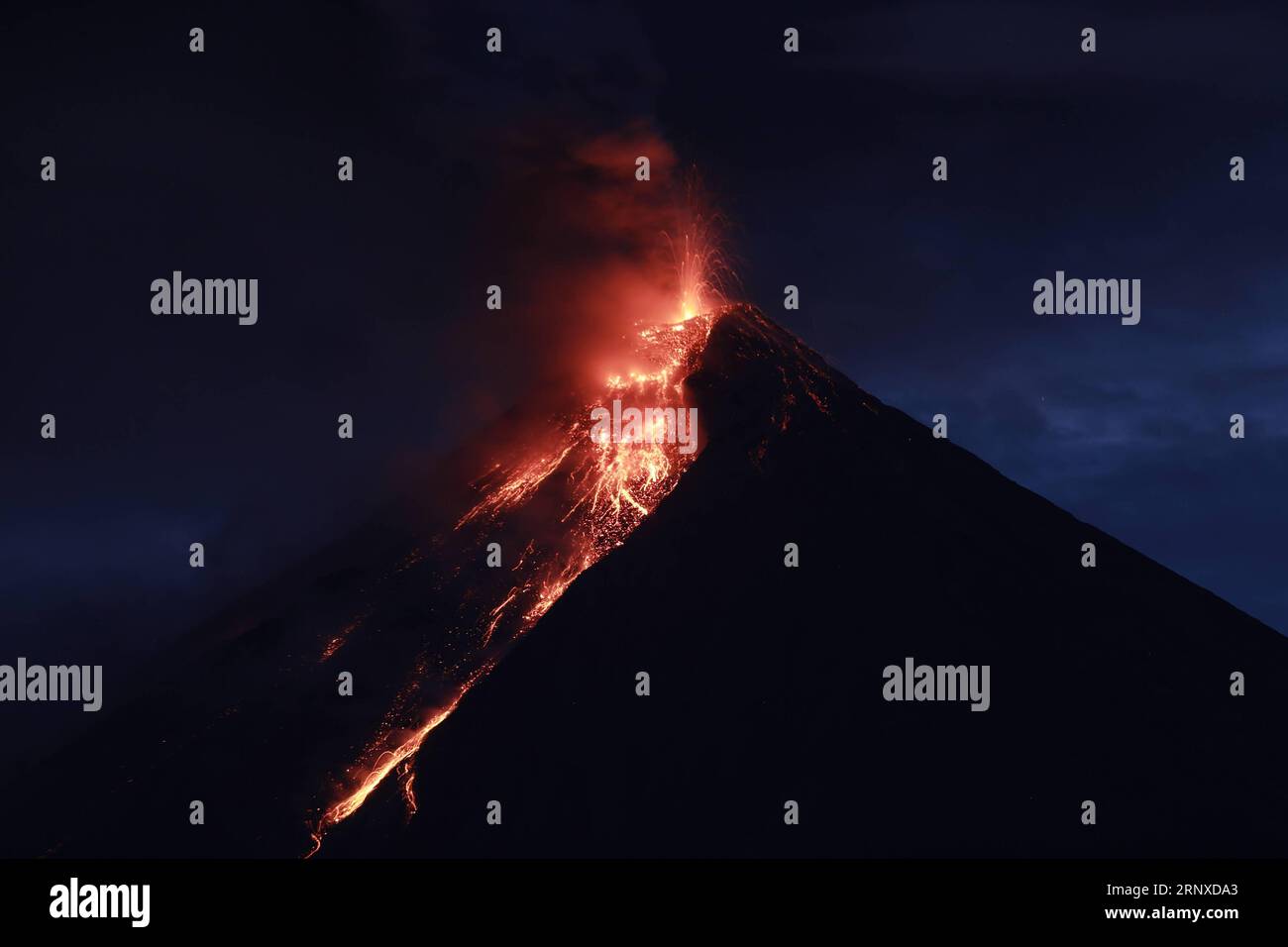 (180123) -- ALBAY, Jan. 23, 2018 -- The glowing lava flows from the ...