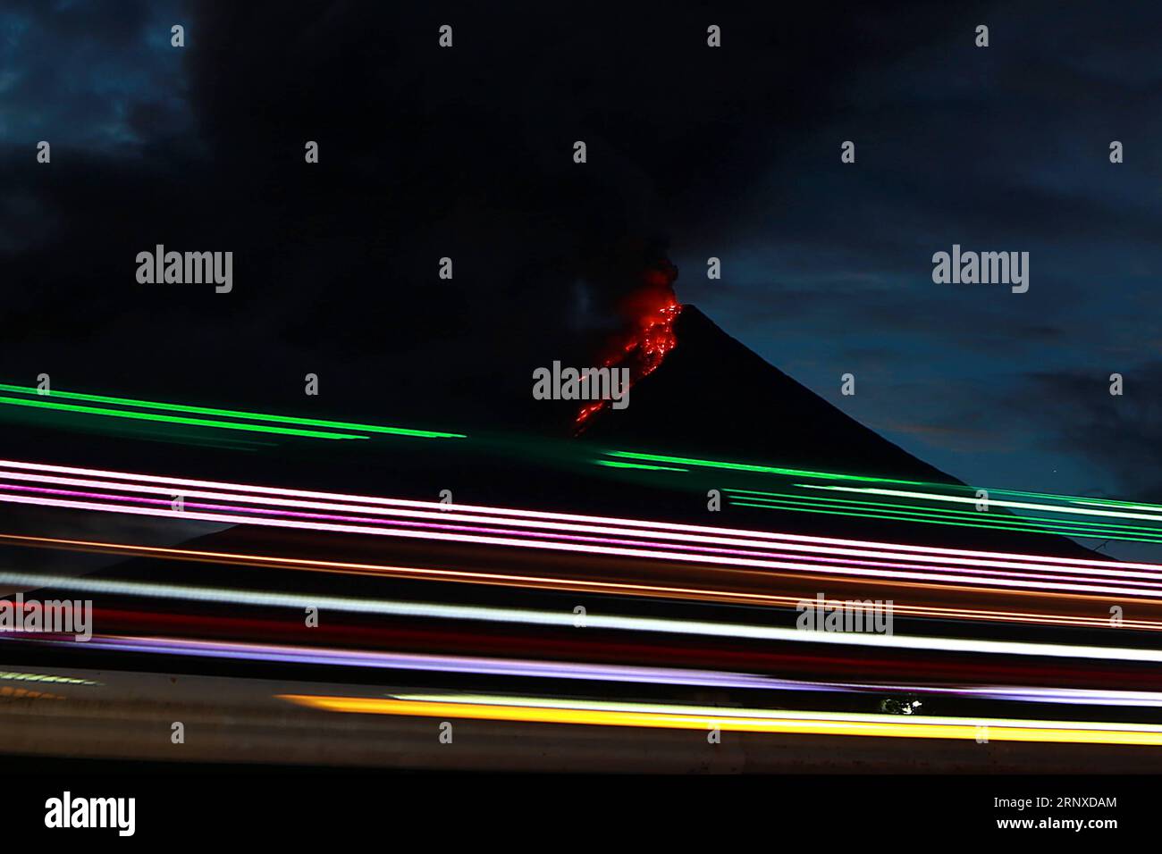 (180123) -- ALBAY, Jan. 23, 2018 -- Light trails of passing vehicles ...