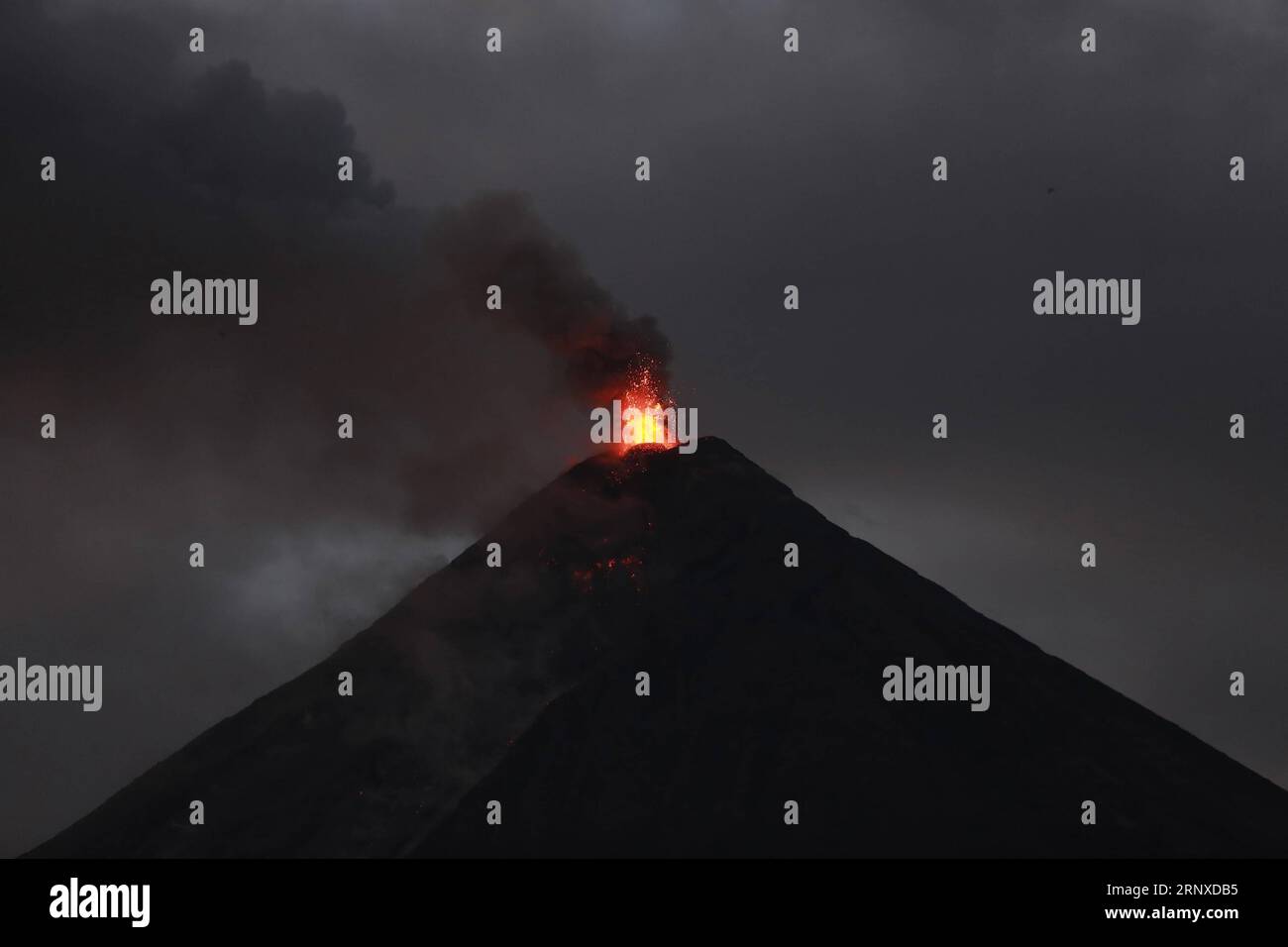 (180123) -- ALBAY, Jan. 23, 2018 -- The glowing lava flows from the ...