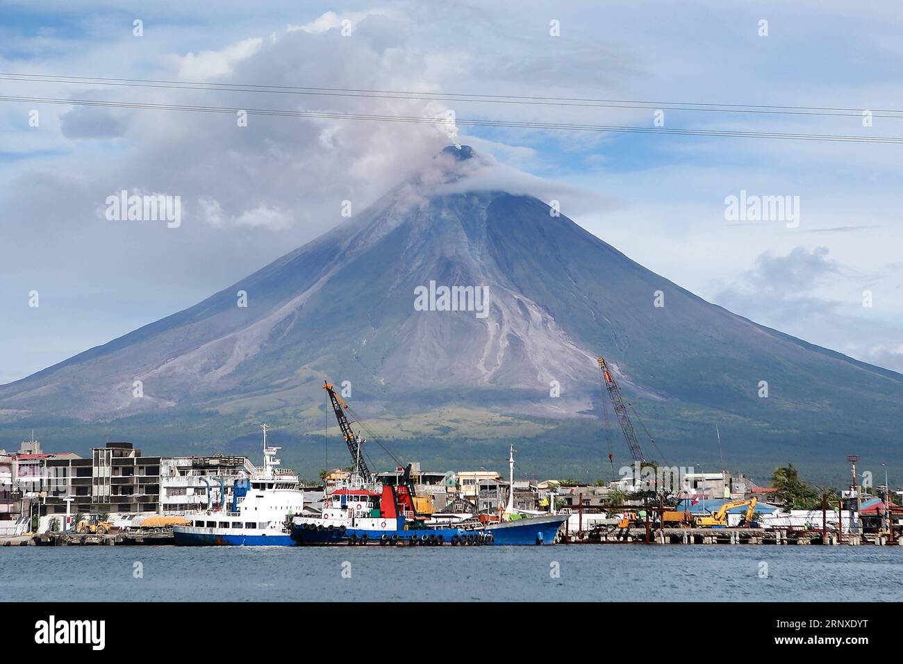 (180125) -- ALBAY, Jan. 25, 2018 -- Boats are docked as Mayon volcano ...