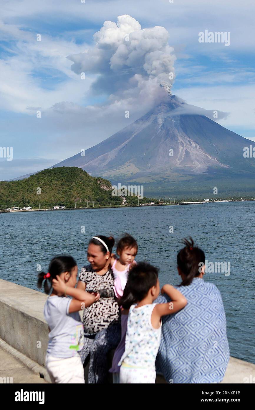 (180125) -- ALBAY, Jan. 25, 2018 -- Residents watch the eruption of ...