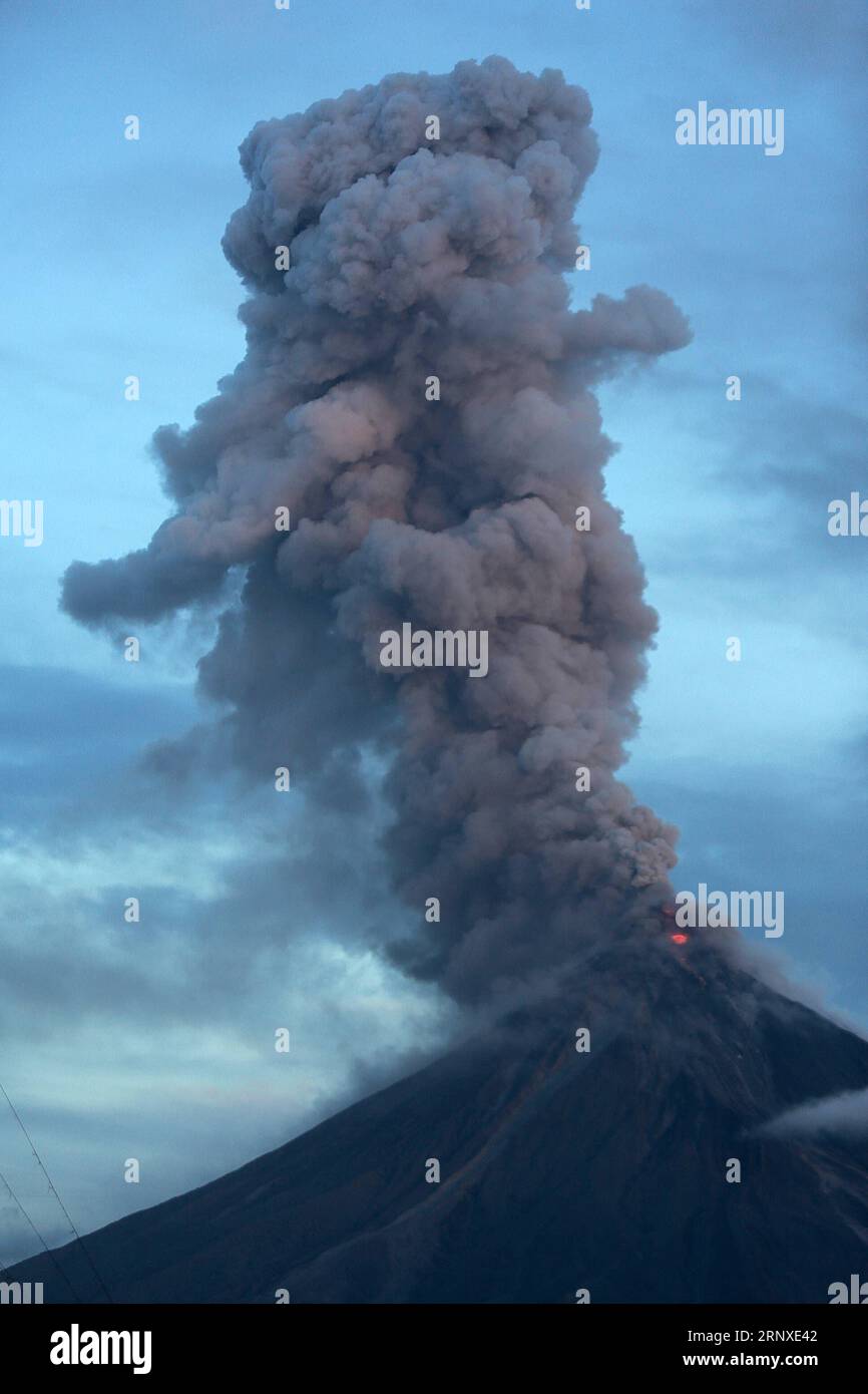 (180125) -- ALBAY, Jan. 25, 2018 -- Huge plumes of smoke are seen as ...