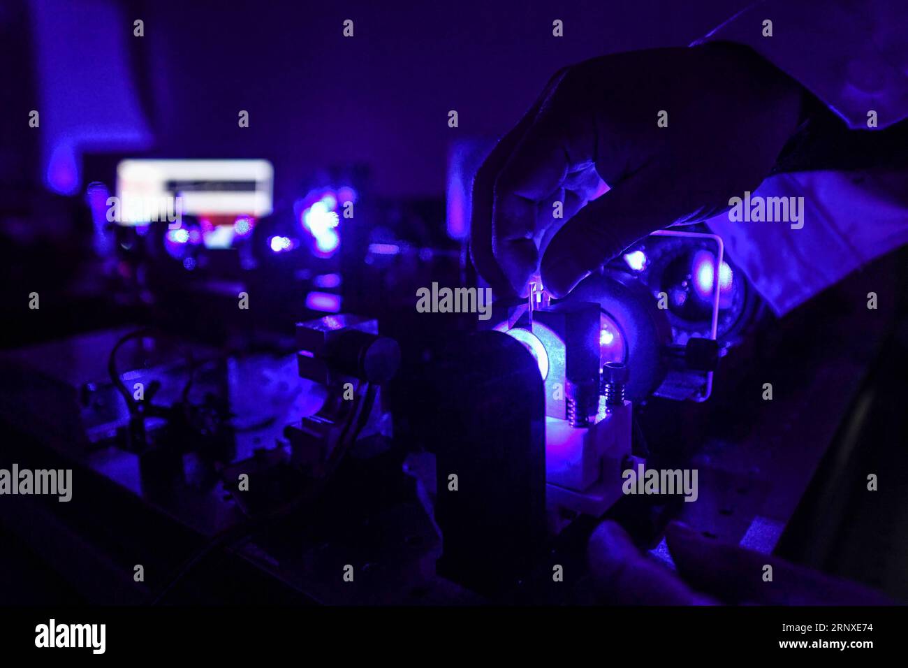 (180125) -- DALIAN, Jan. 25, 2018 -- A staff worker of Dalian Institute ...