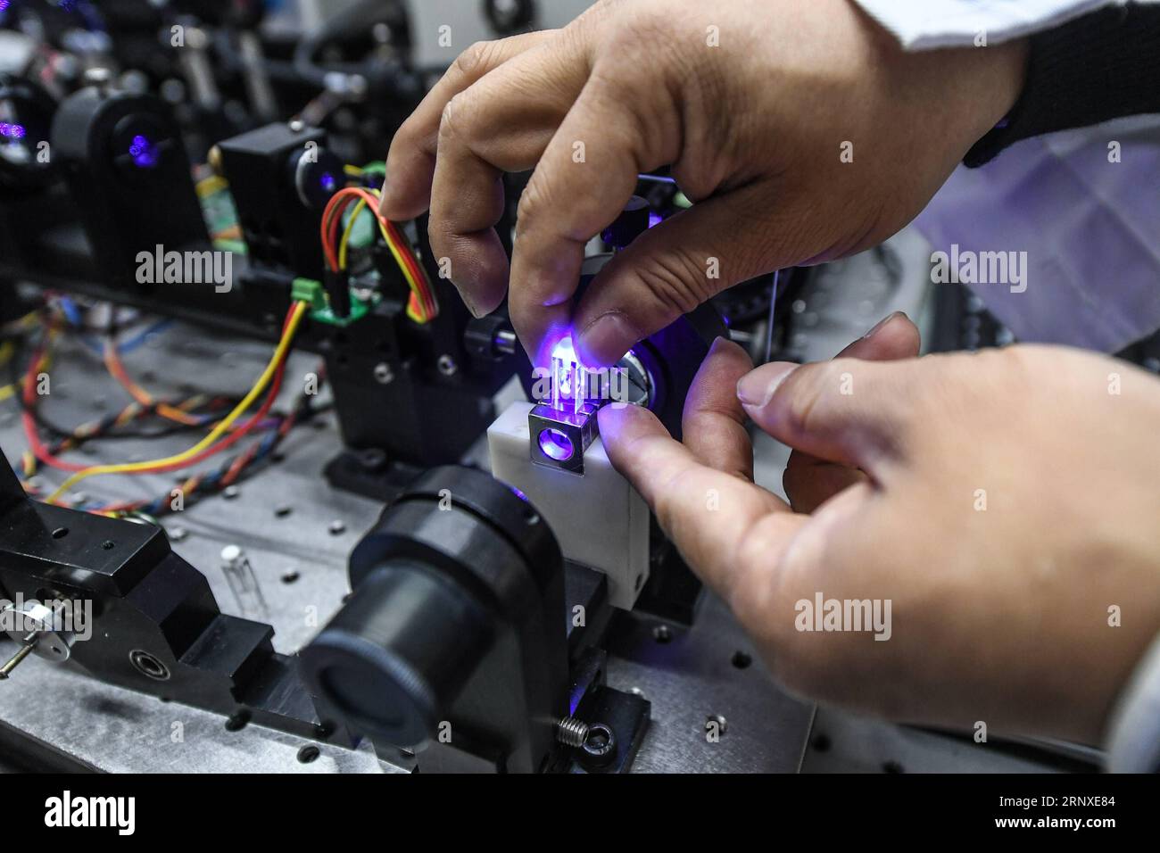(180125) -- DALIAN, Jan. 25, 2018 -- A staff worker of Dalian Institute ...