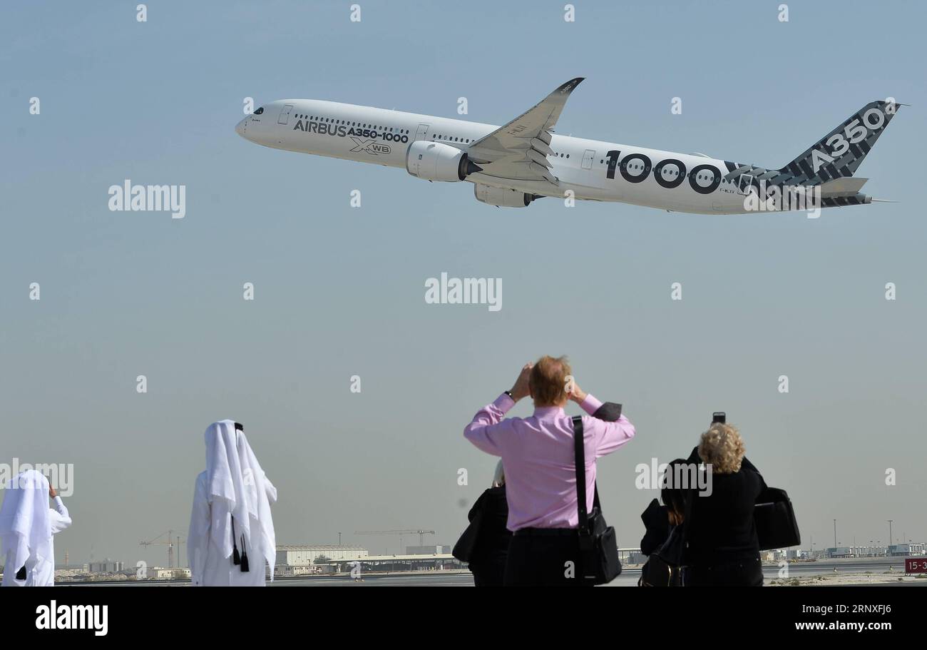 Bilder des Tages (180127) -- DOHA, Jan. 27, 2018 -- People take photos ...