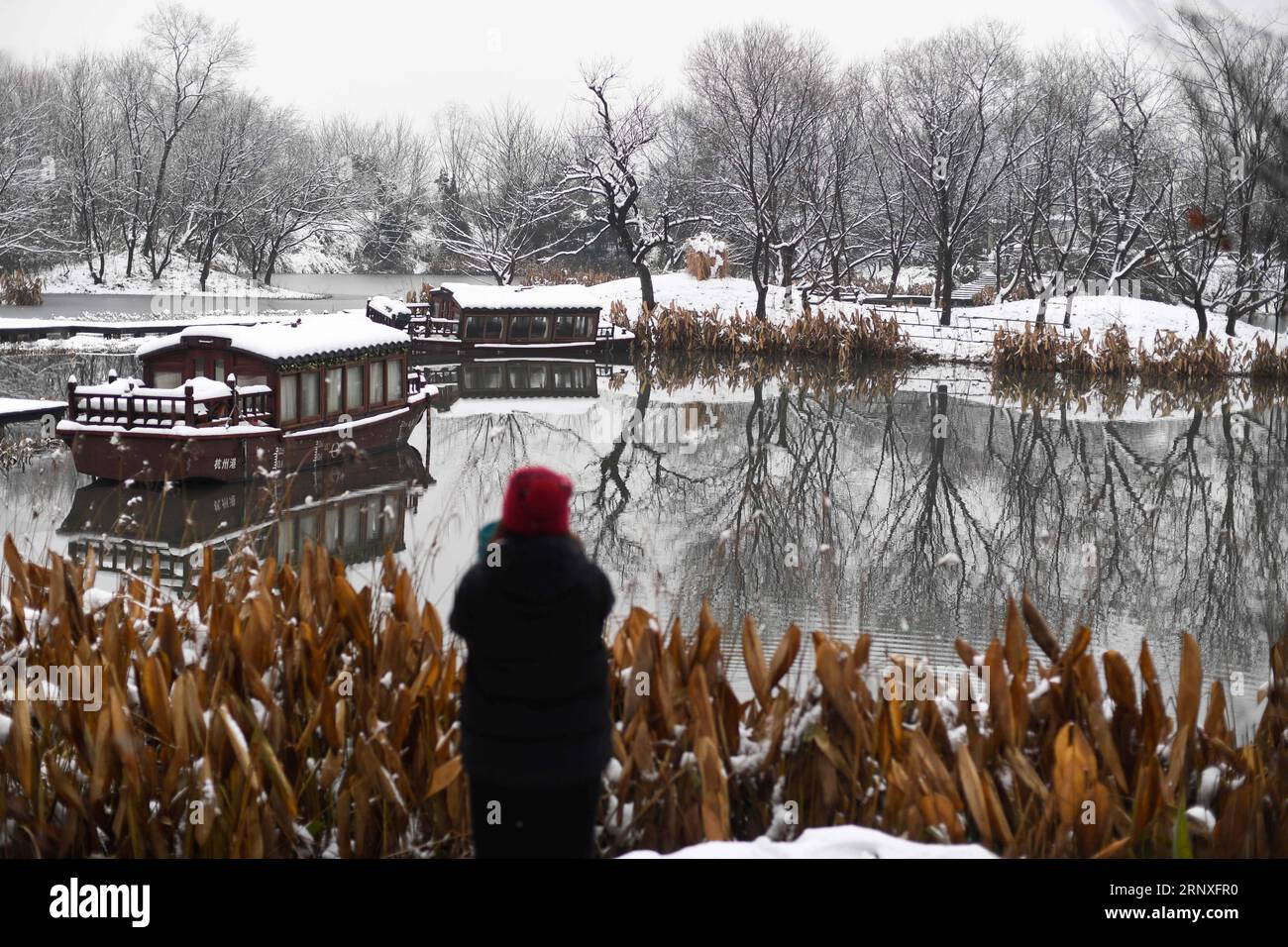 Winter in China (180128) -- HANGZHOU, Jan. 28, 2018 -- A tourist takes ...