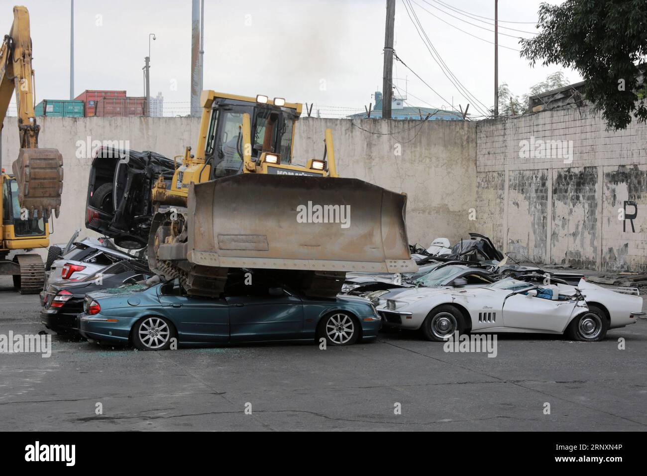 (180206) -- MANILA, Feb. 6, 2018 -- A bulldozer rolls over smuggled ...