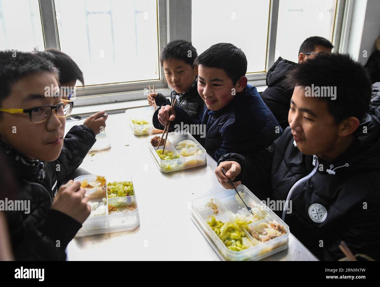 China school lunch hi-res stock photography and images - Alamy
