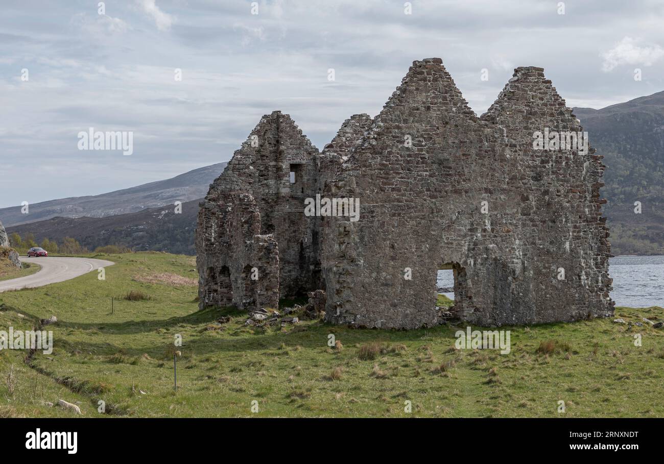 Derelict stone roman building next to a scottish loch Stock Photo - Alamy