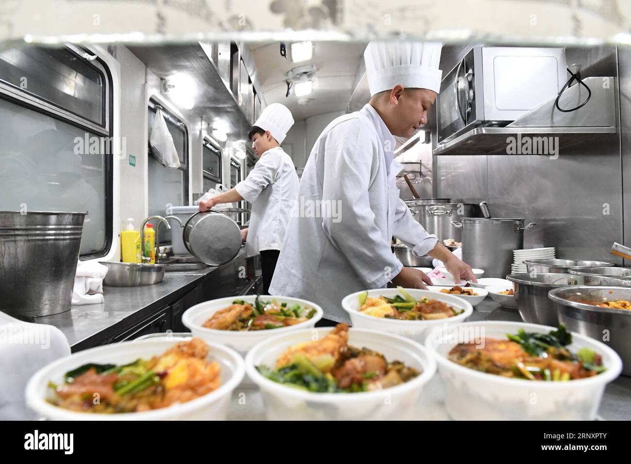 Chefs running hi-res stock photography and images - Alamy