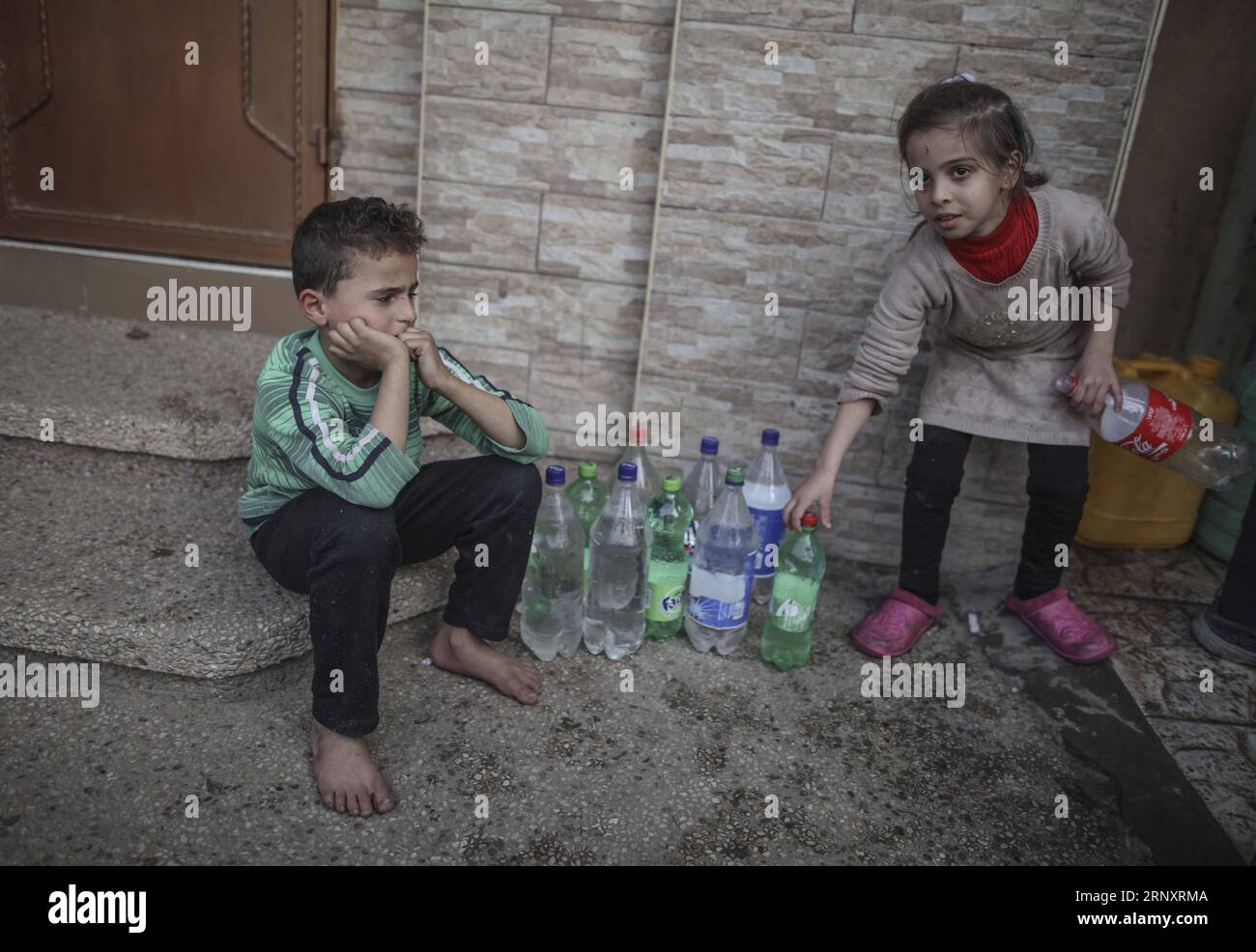 (180211) -- GAZA, Feb. 11, 2018 -- Palestinian children wait to fill ...