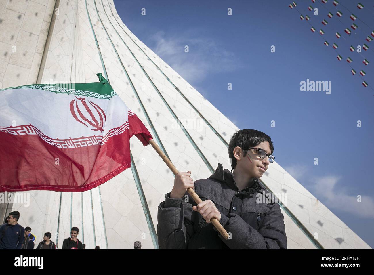 Bilder des Tages (180211) -- TEHRAN, Feb. 11, 2018 -- A boy holds an ...
