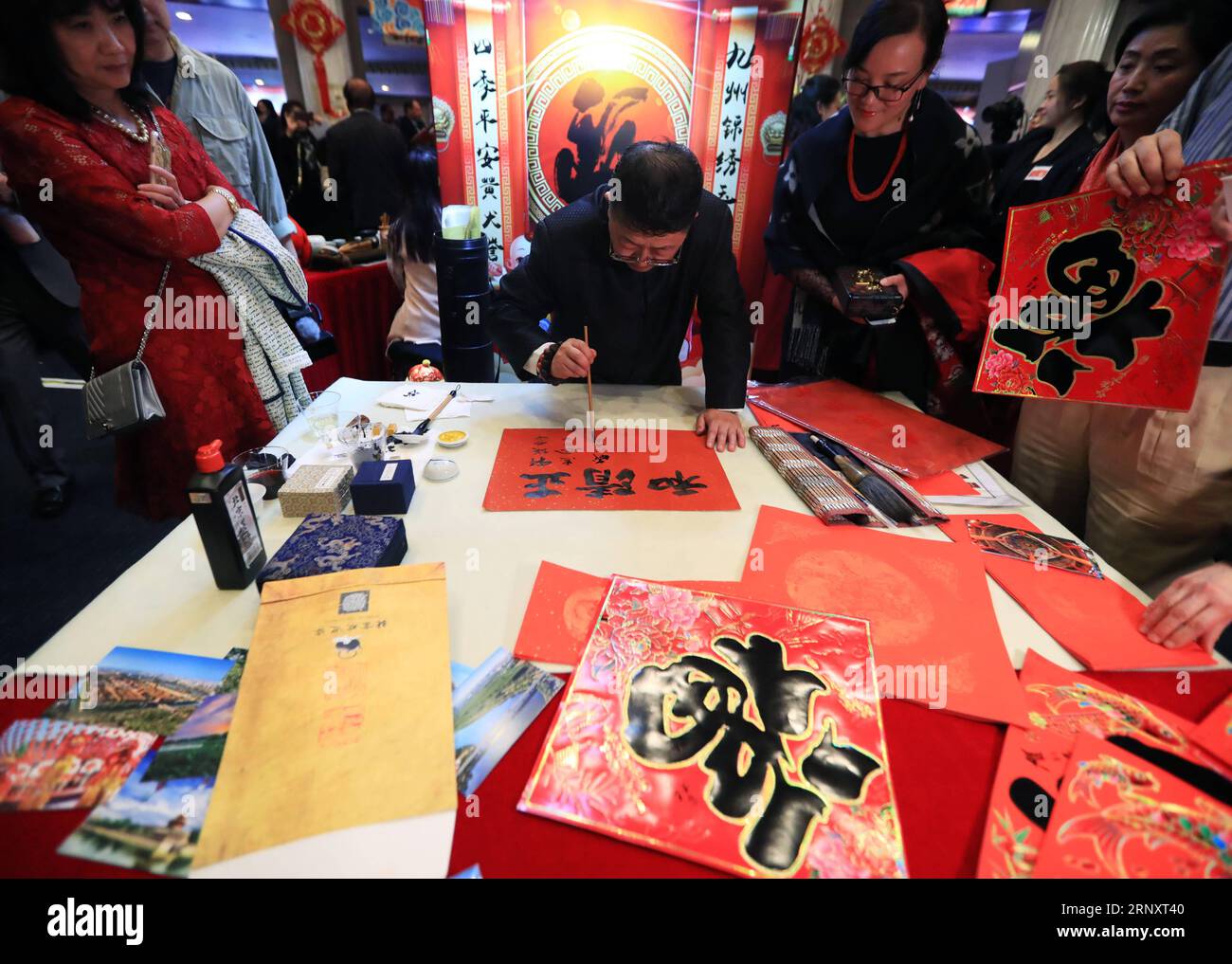 (180211) -- LOS ANGELES, Feb. 11, 2018 -- Calligrapher Guo Baoqing (C ...