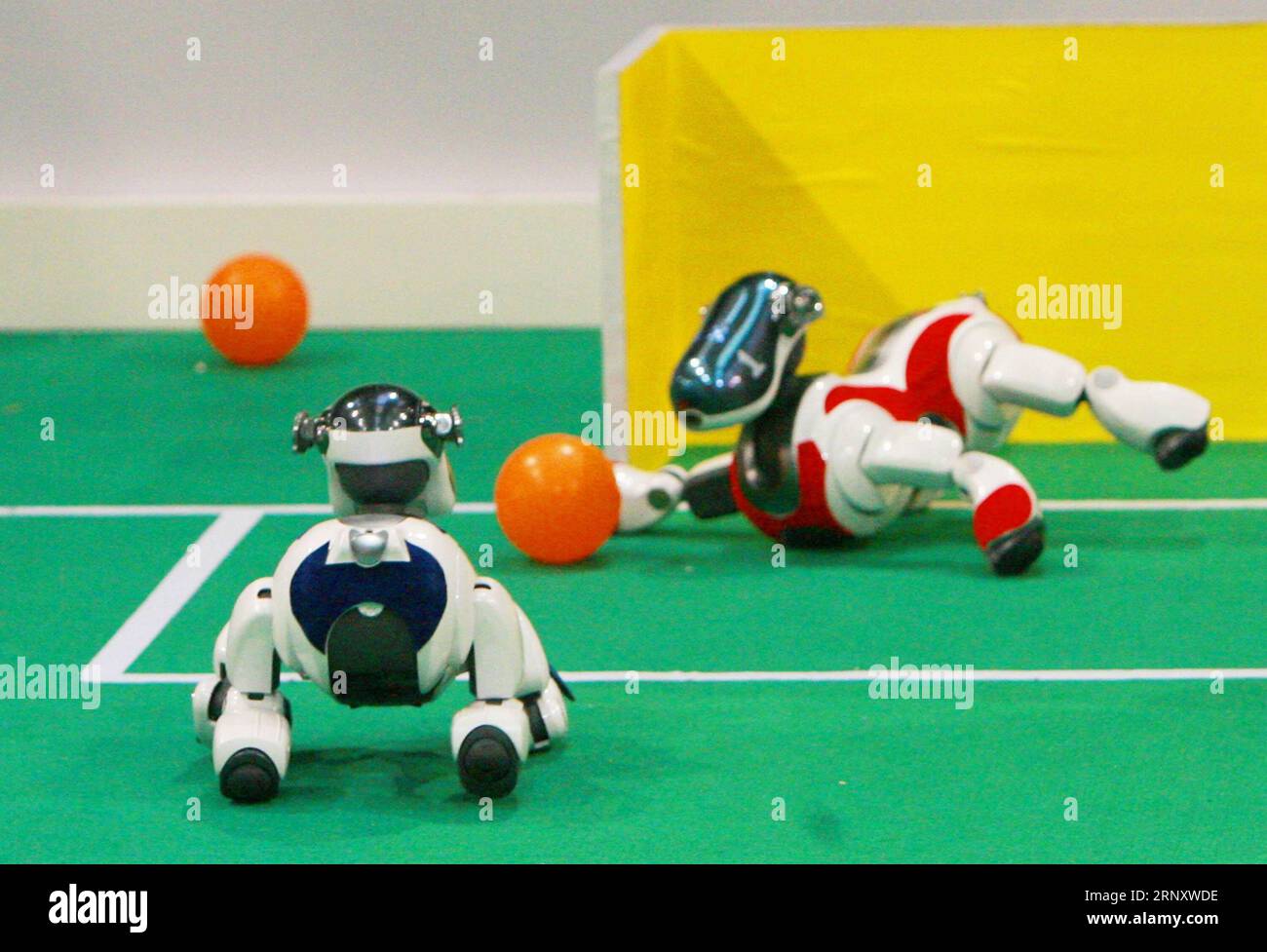 Legged robots hi-res stock photography and images - Alamy