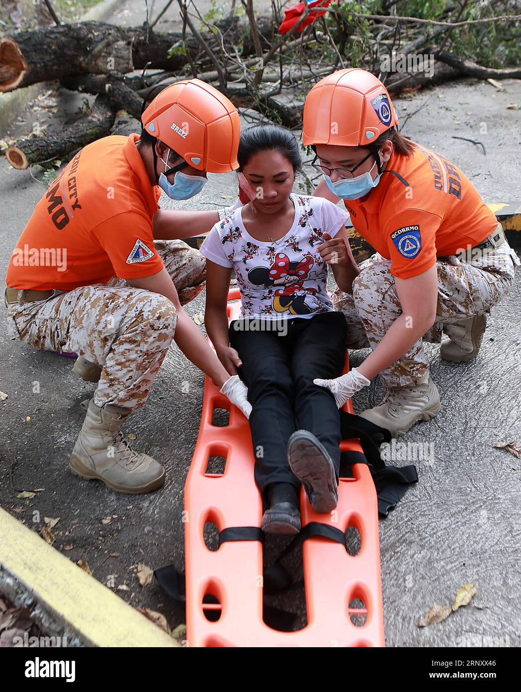 (180215) -- QUEZON CITY, Feb. 15, 2018 -- Rescuers attend to a mock ...