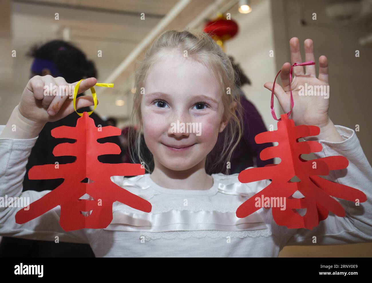 (180219) -- TORONTO, Feb. 19, 2018 -- A girl poses for photos with ...