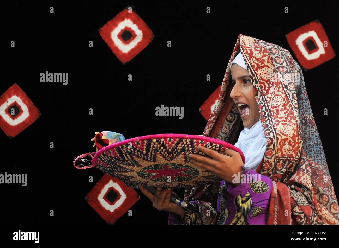 Traditional yemeni clothes hi-res stock photography and images - Alamy