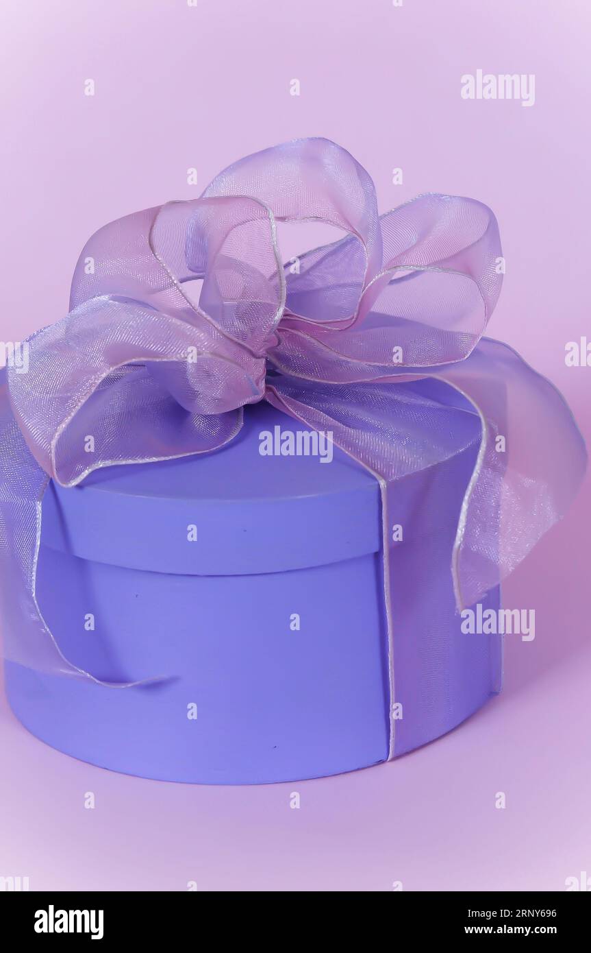 Purple gift box hi-res stock photography and images - Alamy